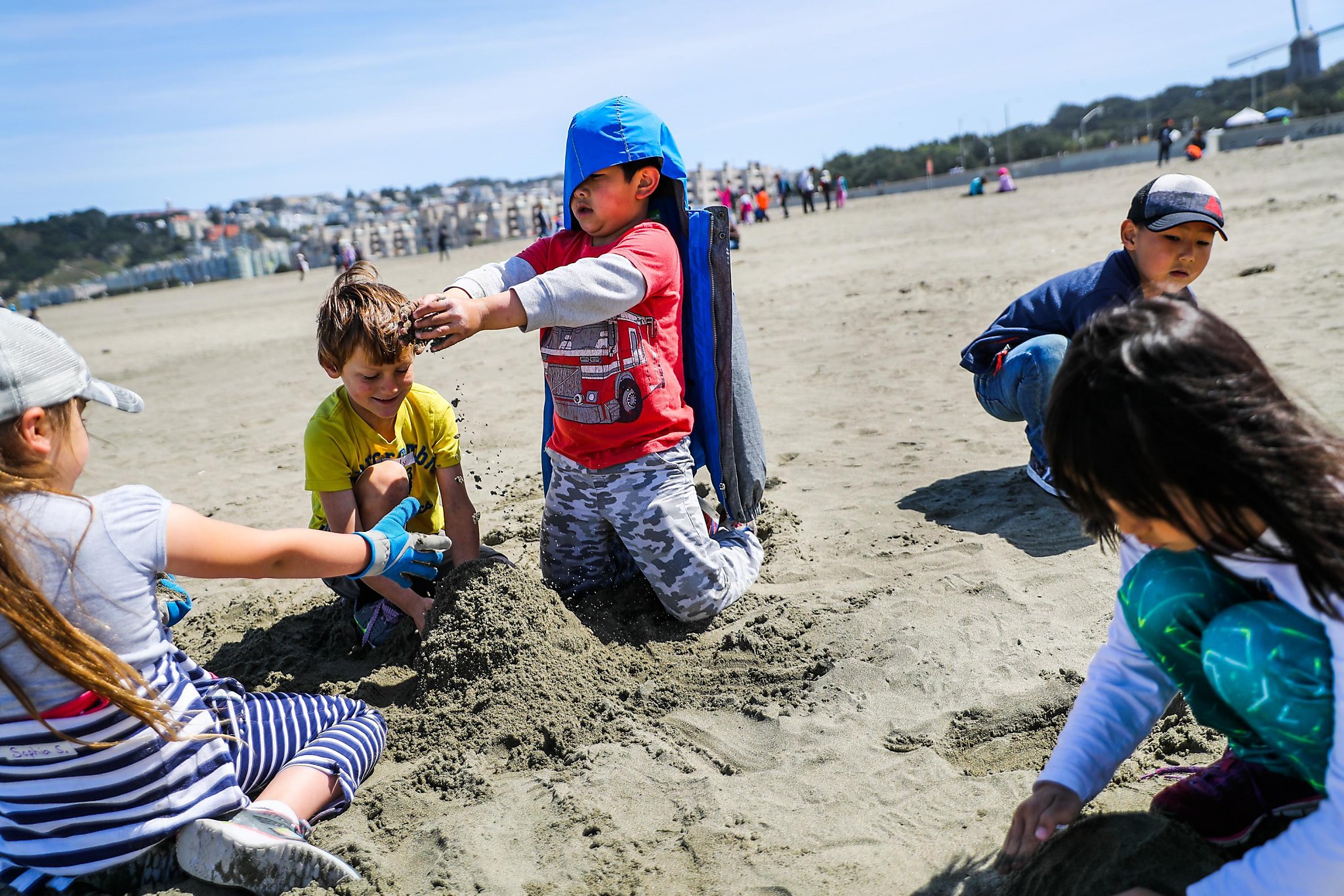 600 SF students join forces to clean up Ocean Beach