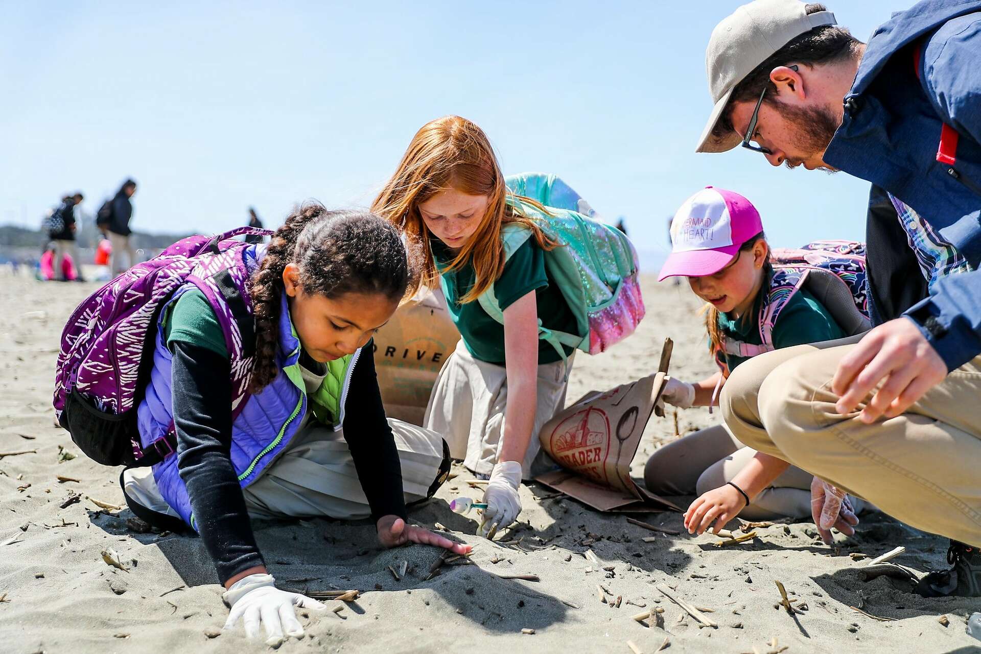 600 SF students join forces to clean up Ocean Beach