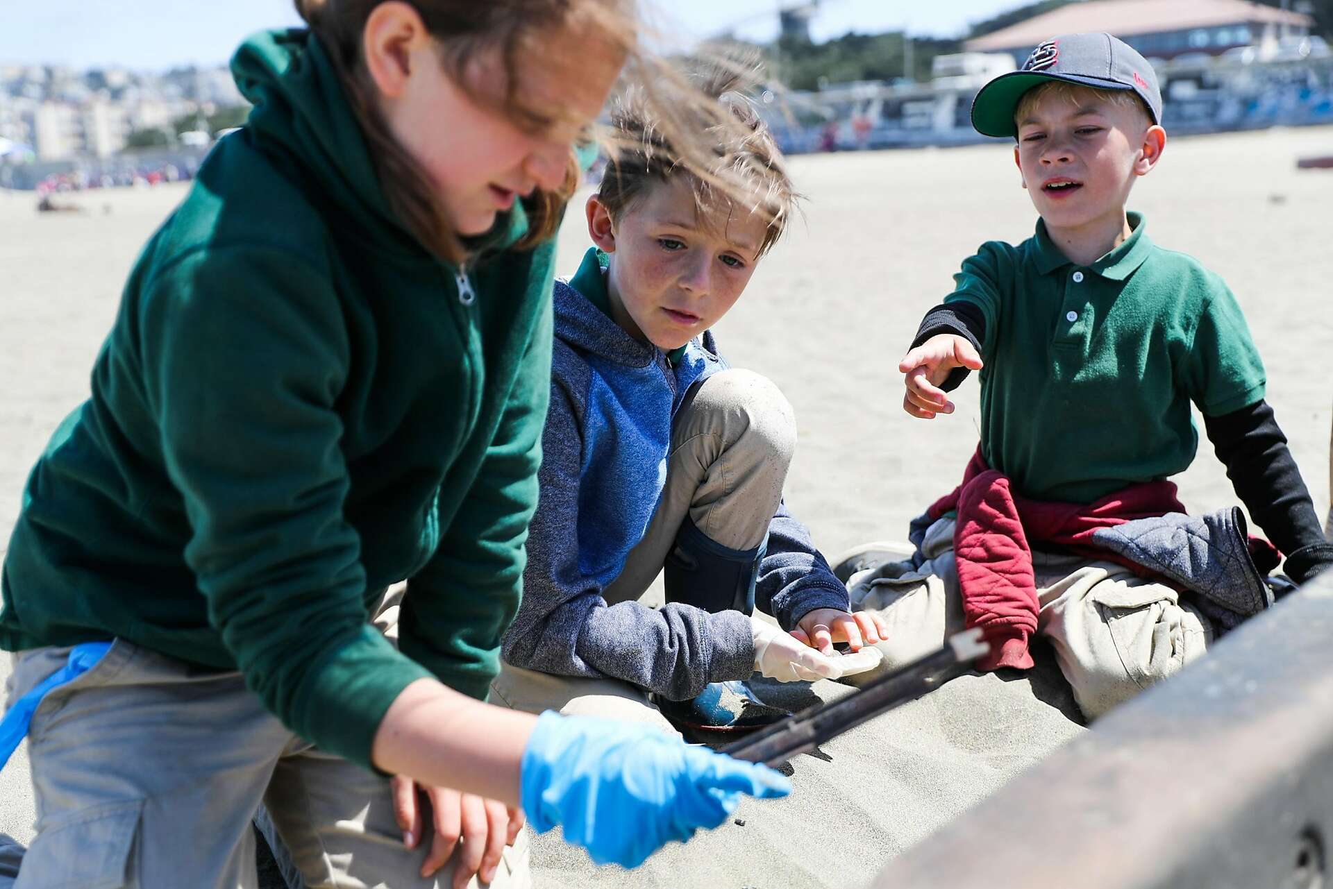 600 SF students join forces to clean up Ocean Beach