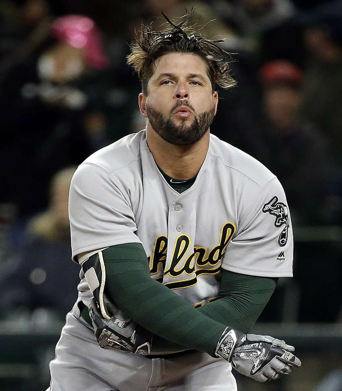 A’s Yonder Alonso out with sore knee