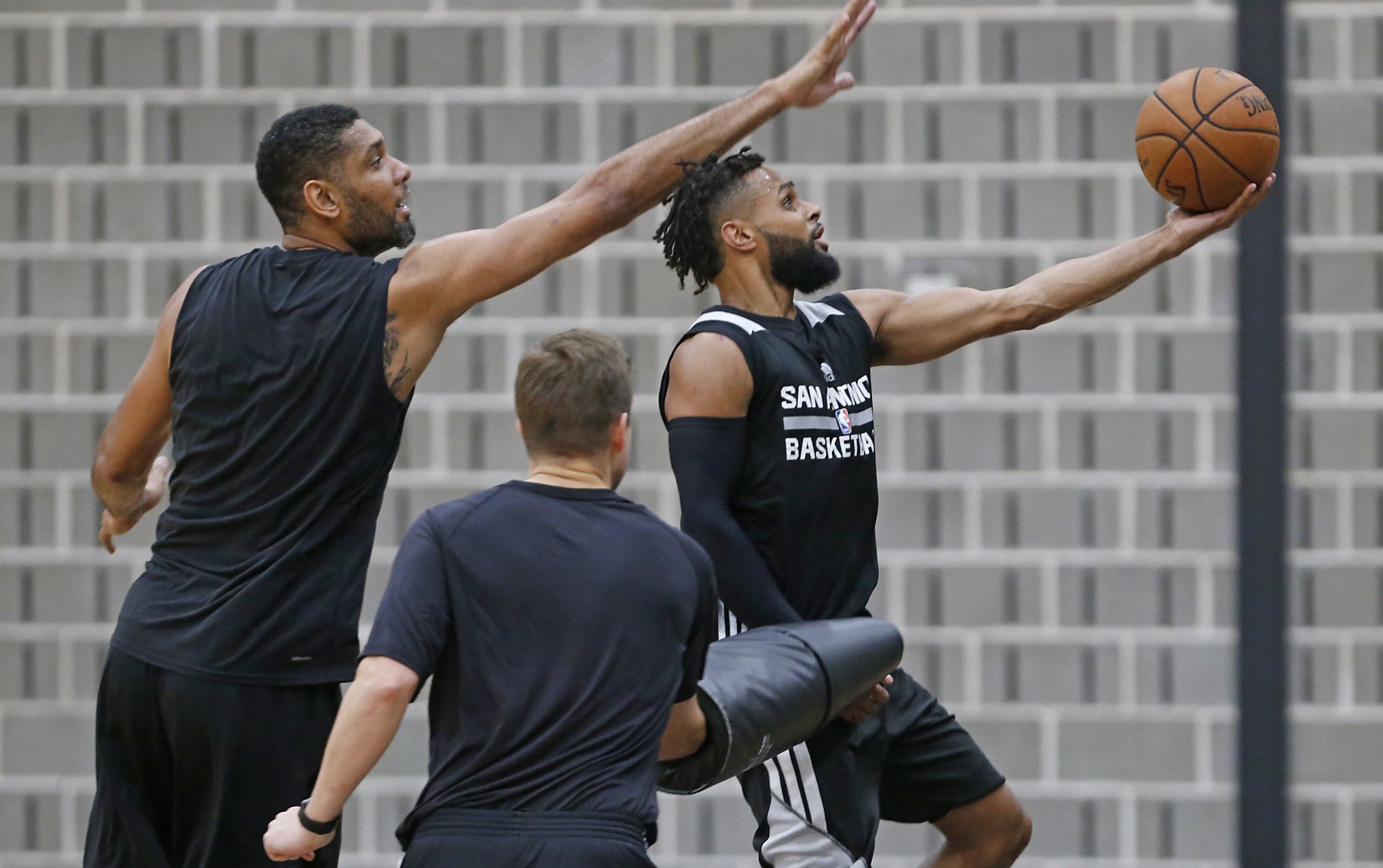 Duncan helping out, staying fit at Spurs camp