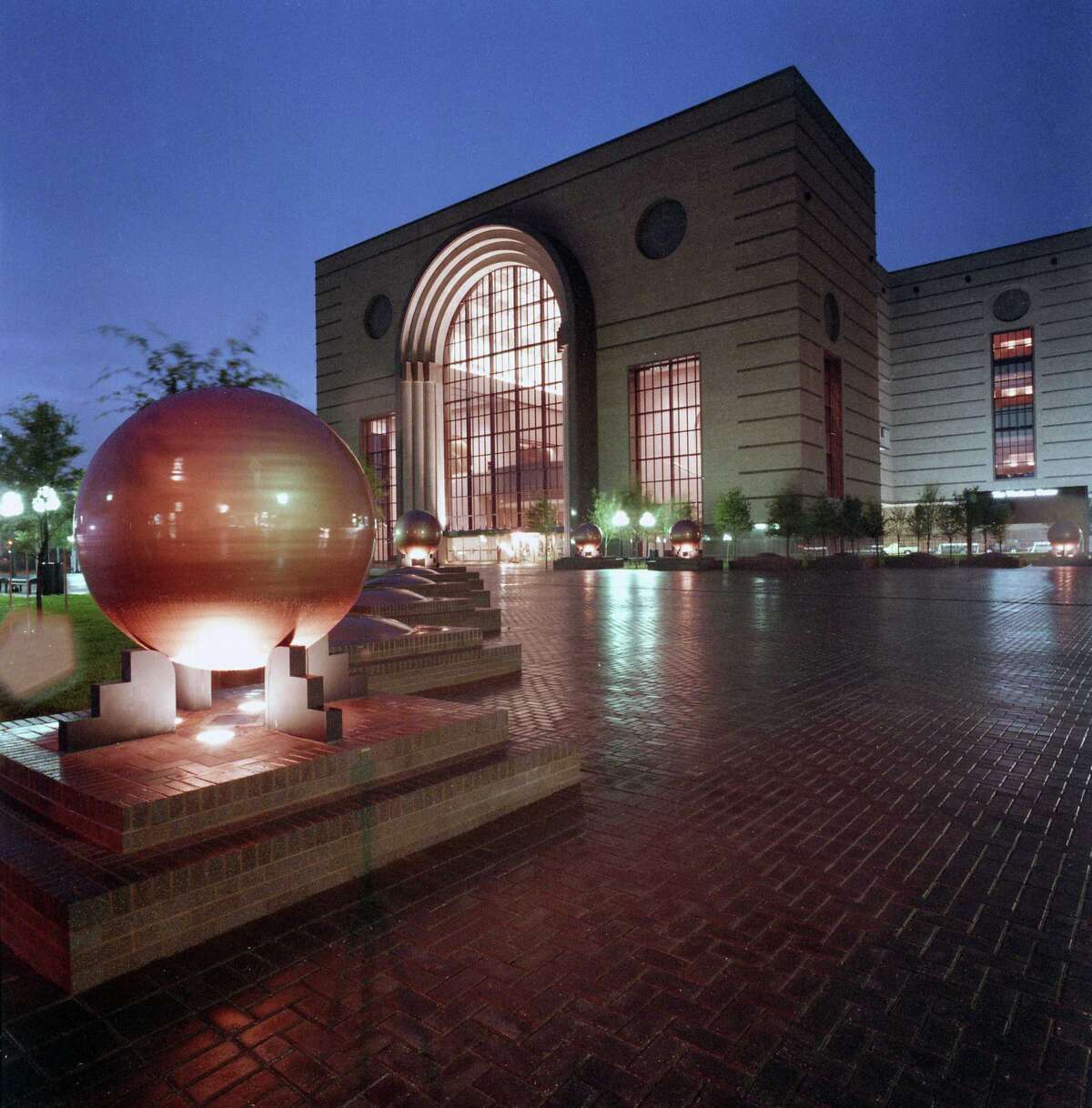 30 years ago: Wortham opens, the Old Barn, the Shamrock comes down