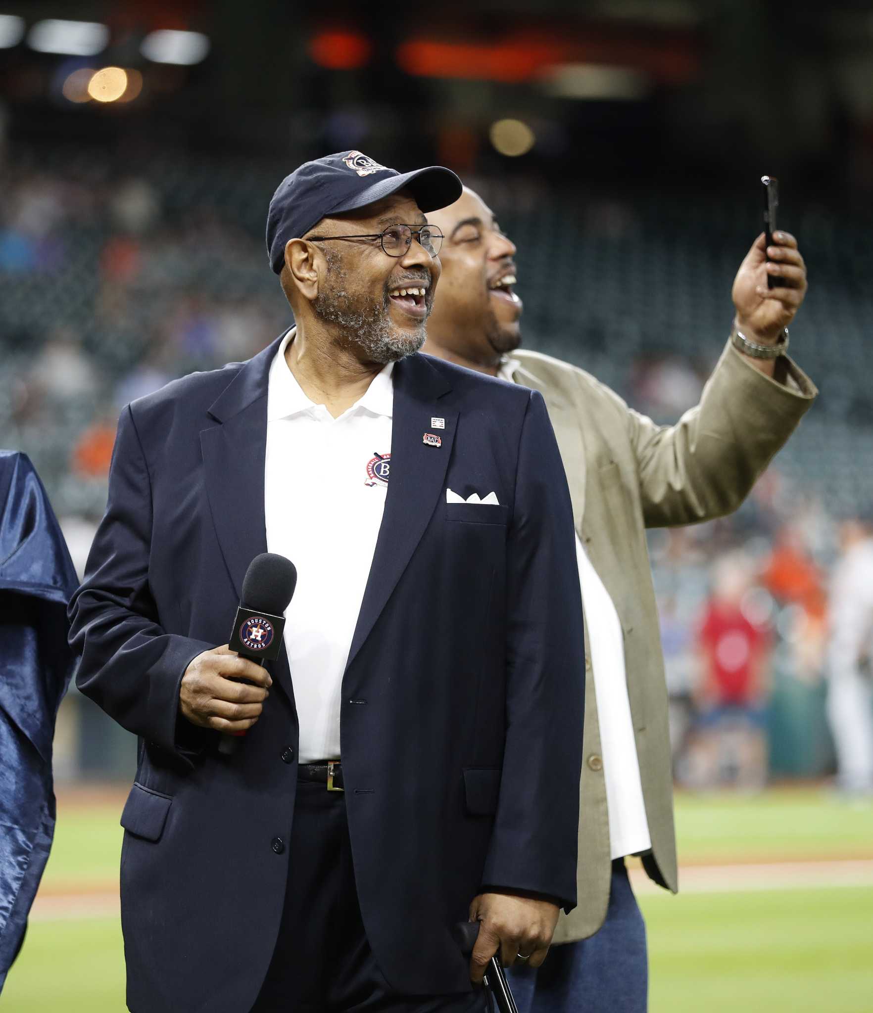 Bob Watson receives lifetime achievement award from Baseball Assistance Team