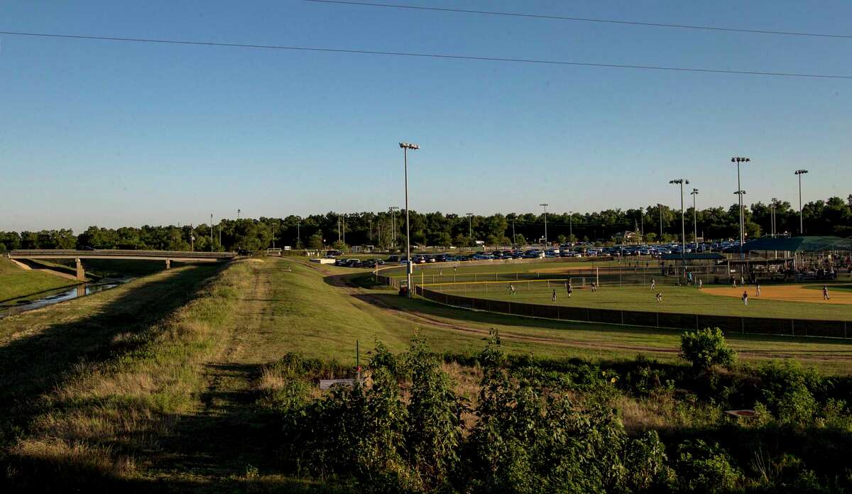 Property taxes debated as levee district seeks to sell more bonds