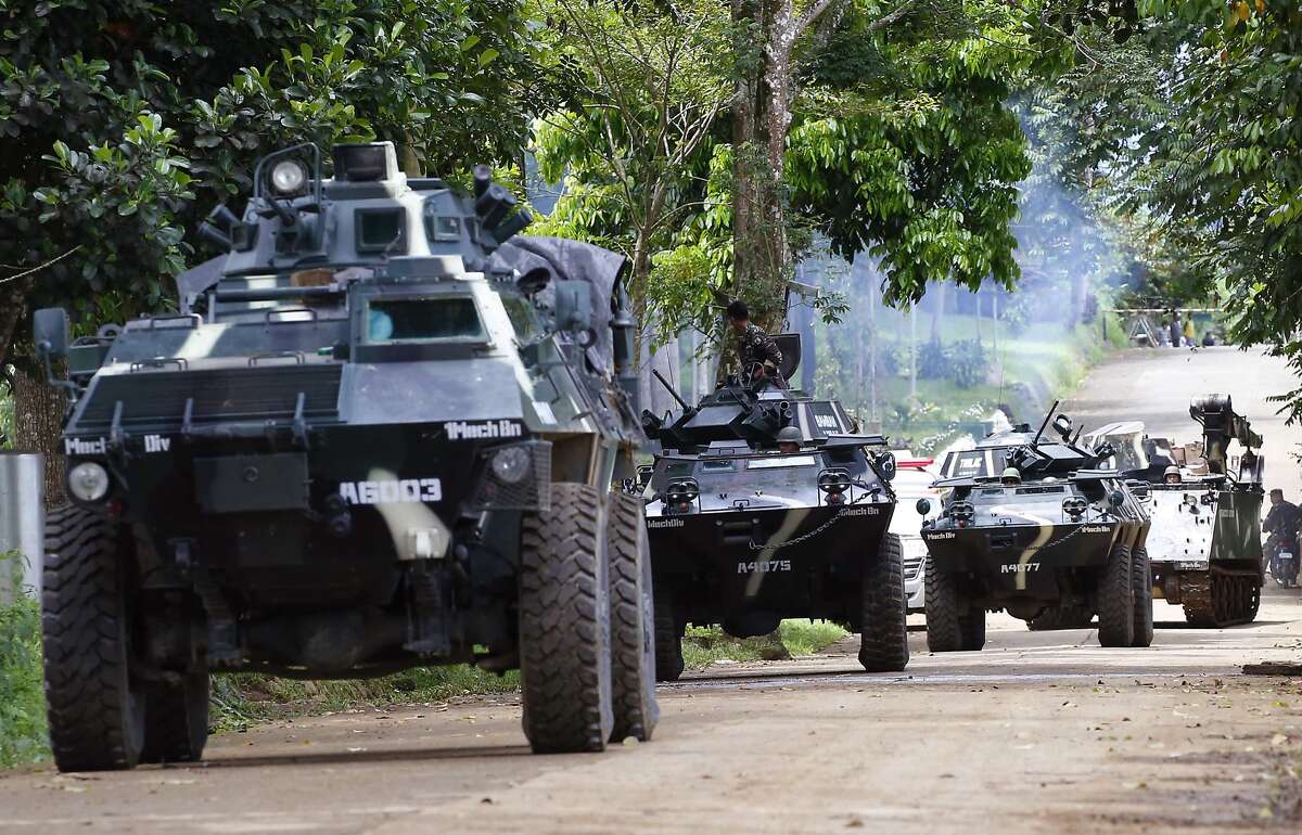 Soldiers launch attacks in besieged Philippine city