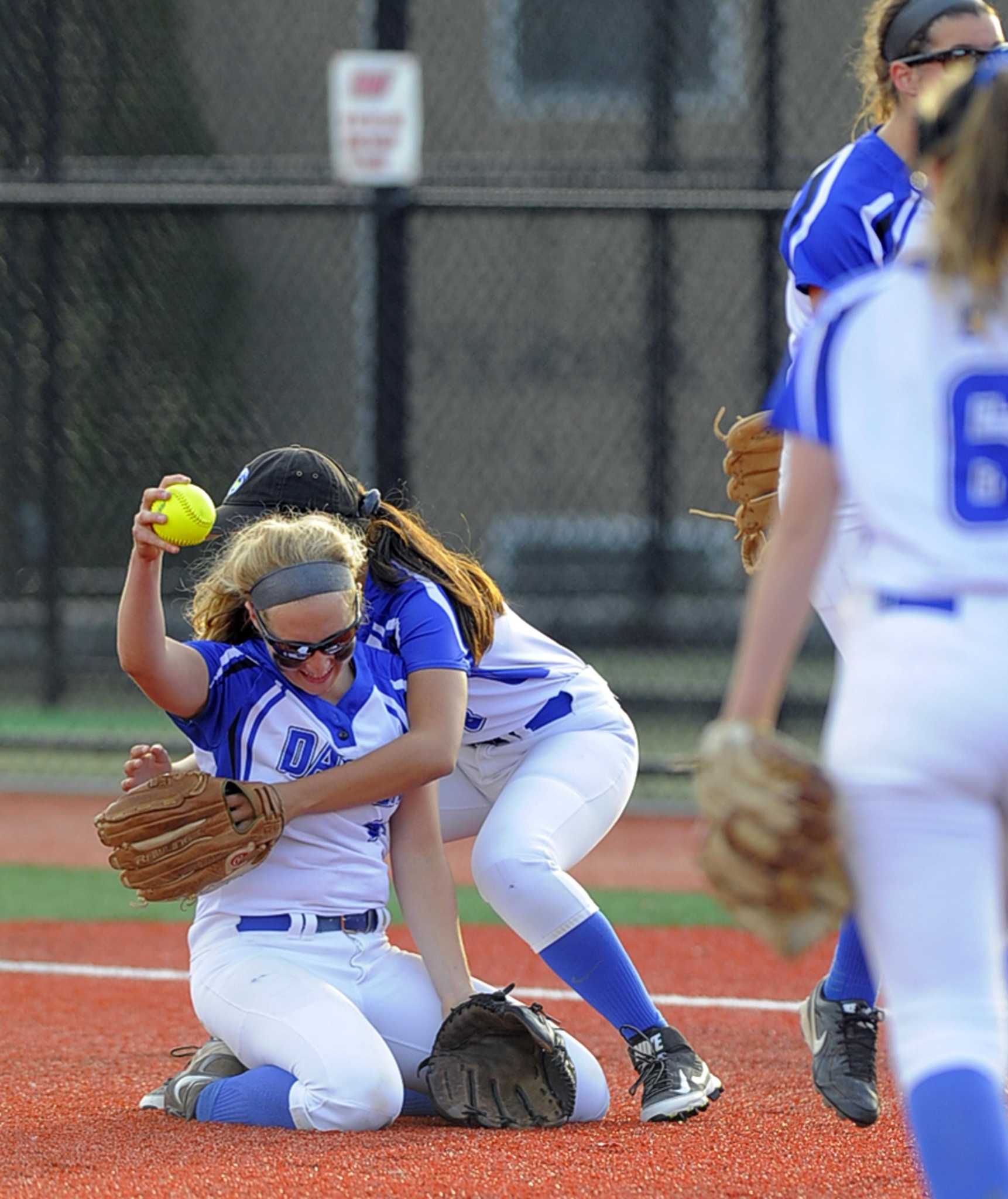 Darien defeats Westhill for FCIAC softball crown