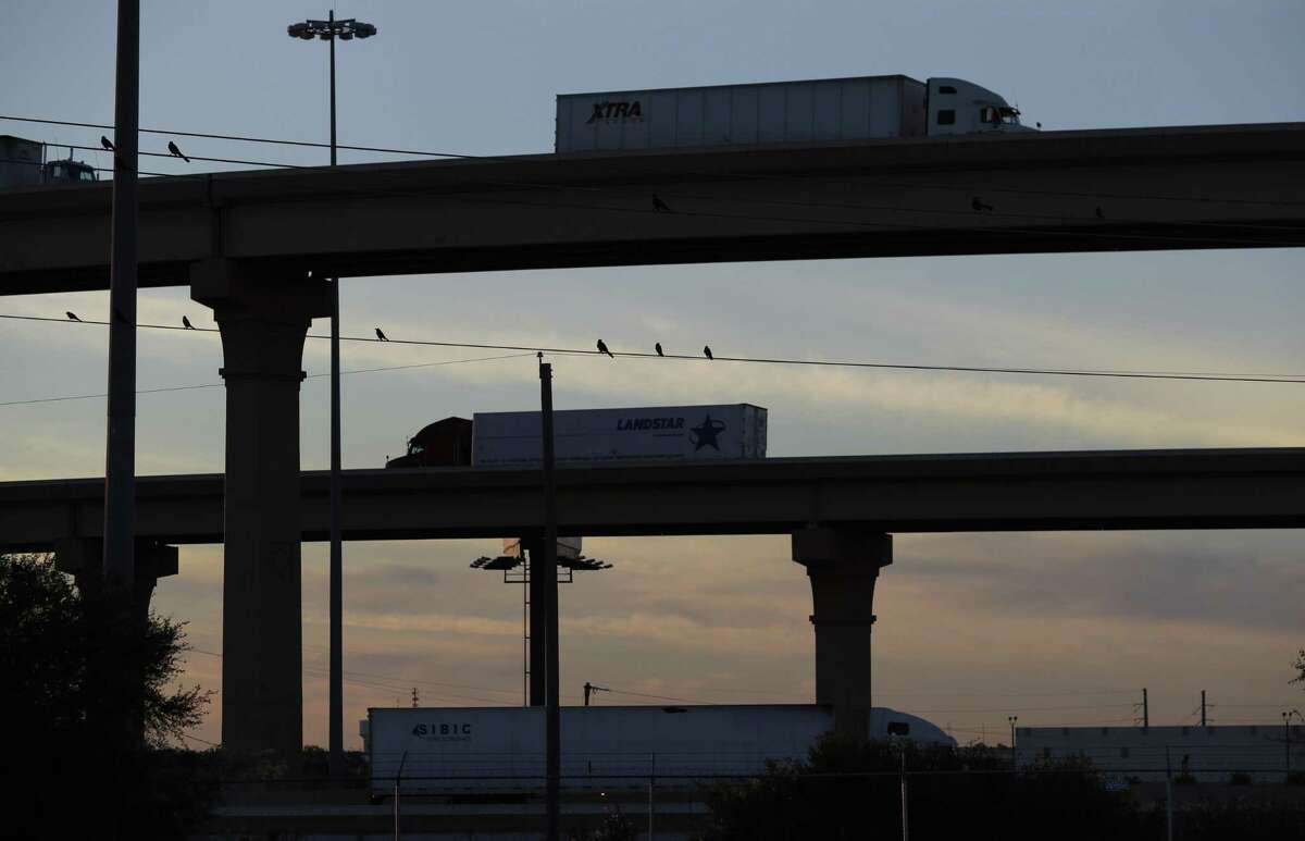 Traffic flow improves at Laredo's World Trade Bridge, but it will be ...