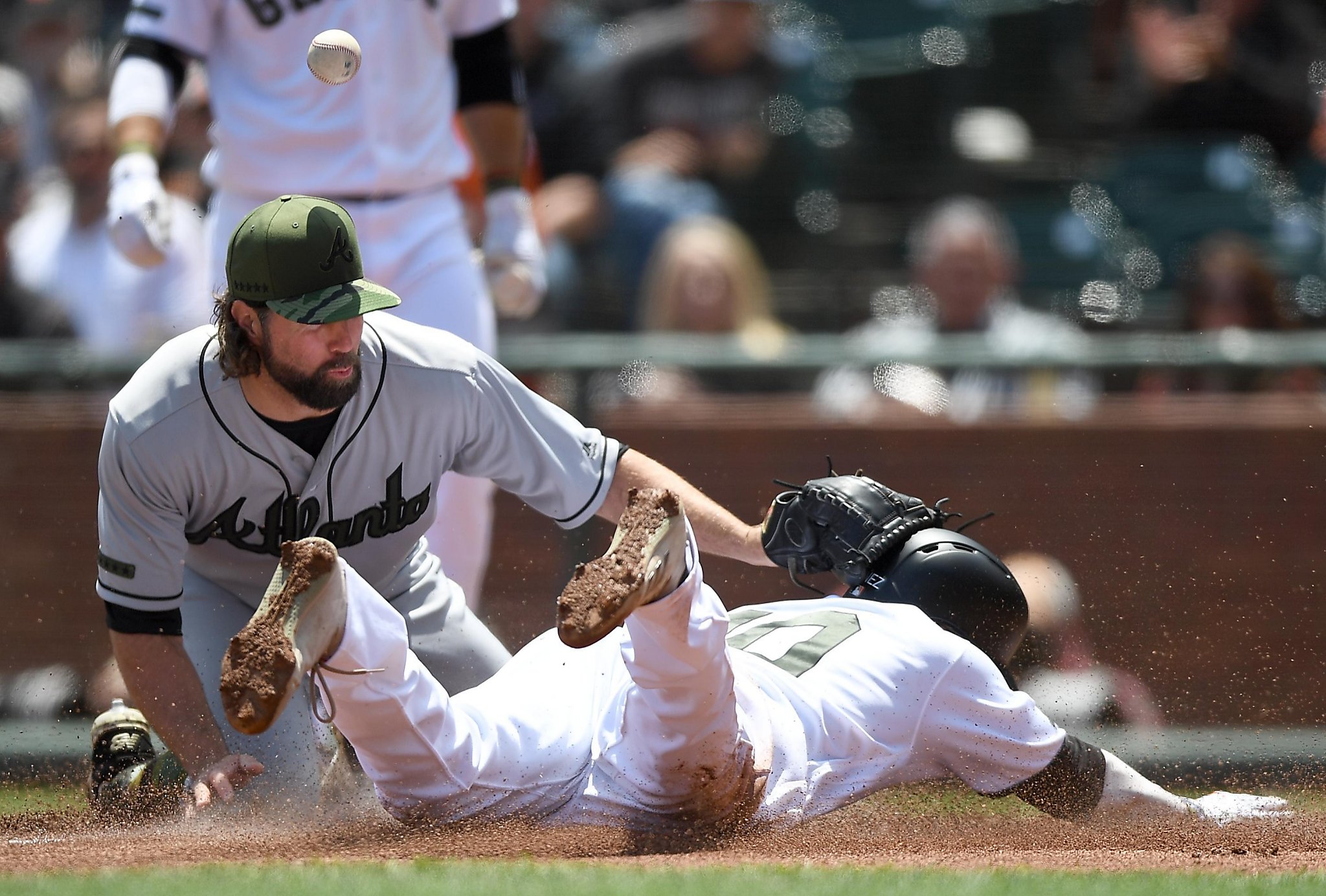 Giants solve knuckleballer R.A. Dickey, win series