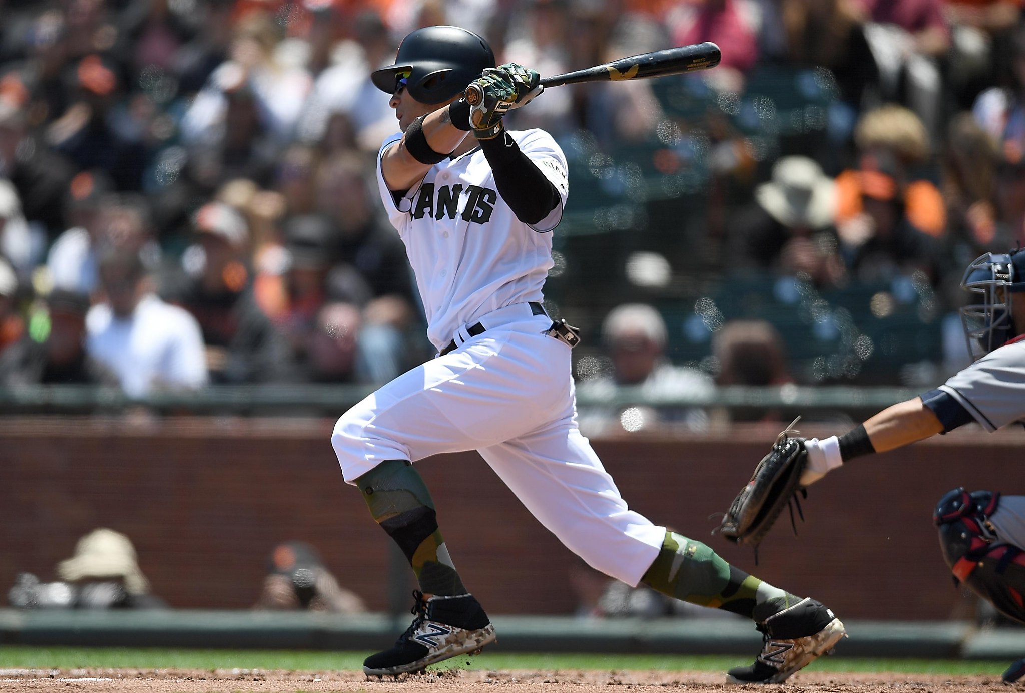 Giants solve knuckleballer R.A. Dickey, win series