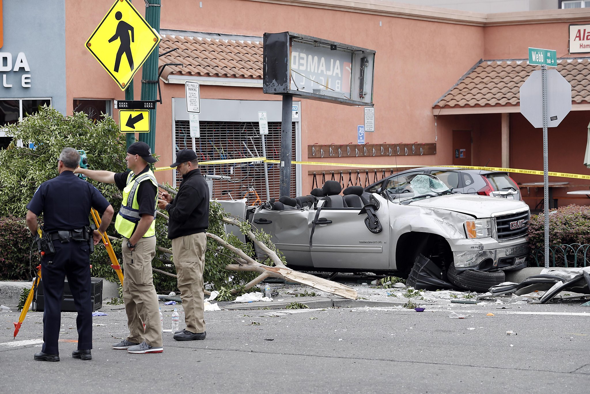 2 dead, 6 hurt in high-speed accident in Alameda