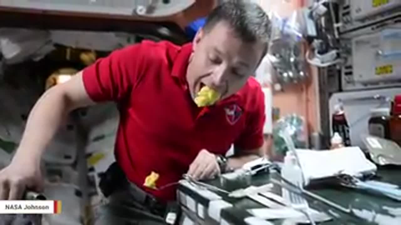 Video: NASA Astronaut shows how to eat pudding in space