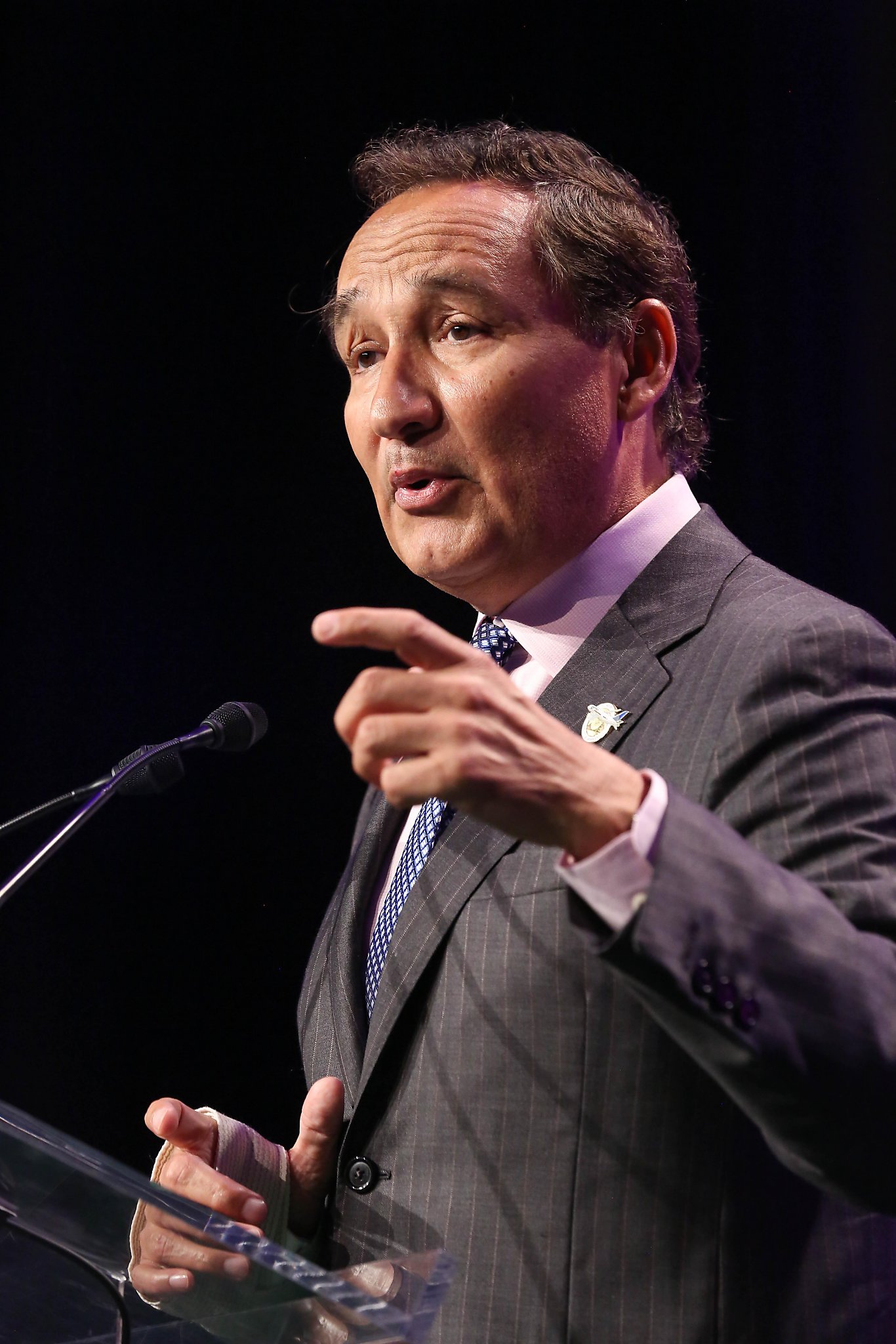 United CEO woos San Francisco travelers