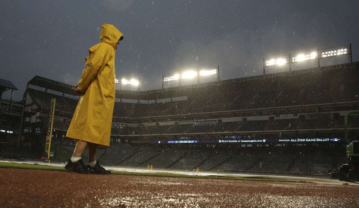 Astros hammer Rangers in rain-delayed series opener