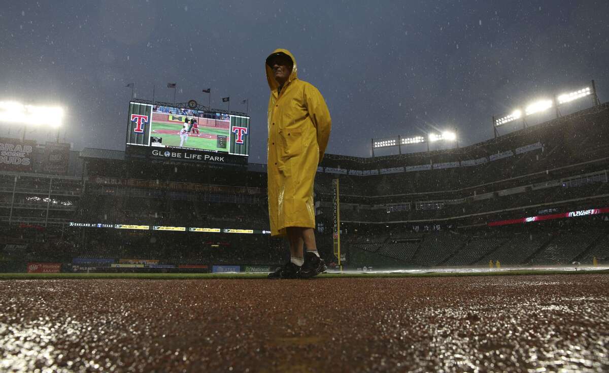 Astros hammer Rangers in rain-delayed series opener