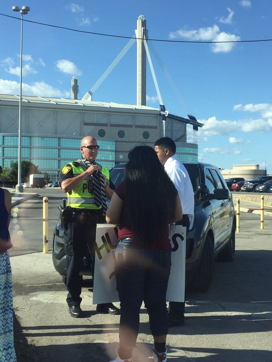 Internet loves photo of SAPD officer helping Holmes student get ready ...