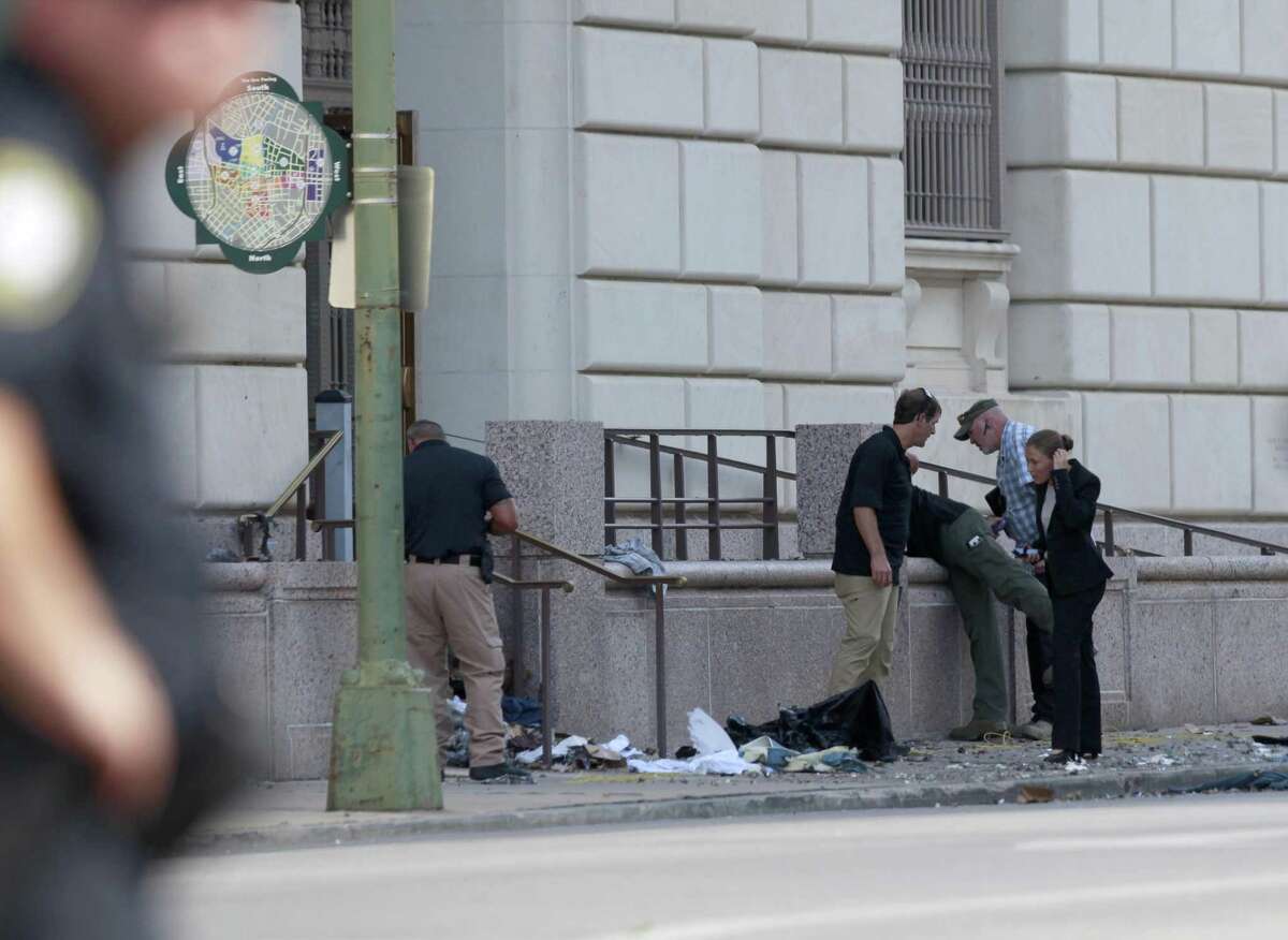 Suspicious package prompts evacuation at federal building in downtown ...