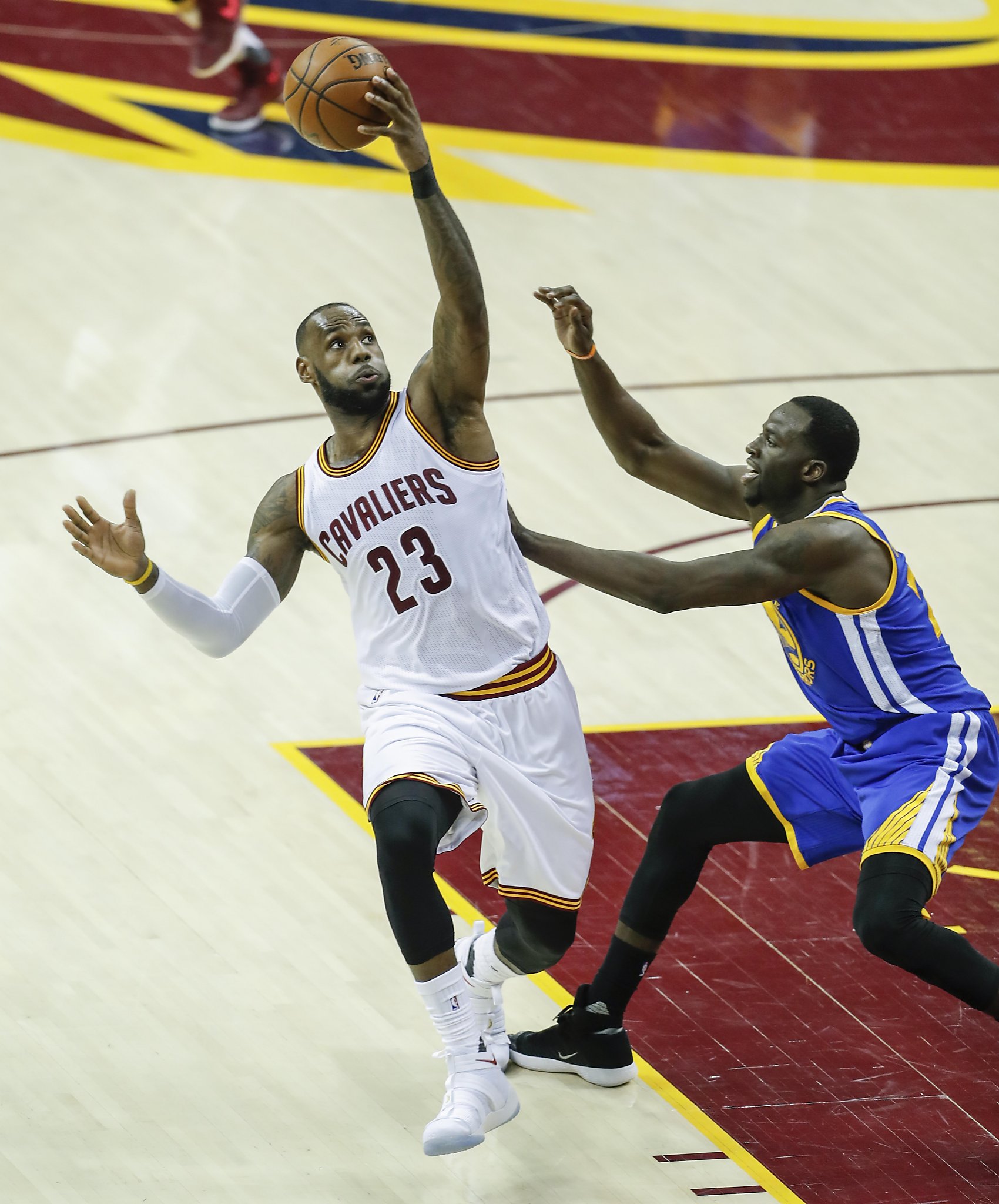 LeBron James defends late pass in Game 3 to Kyle Korver