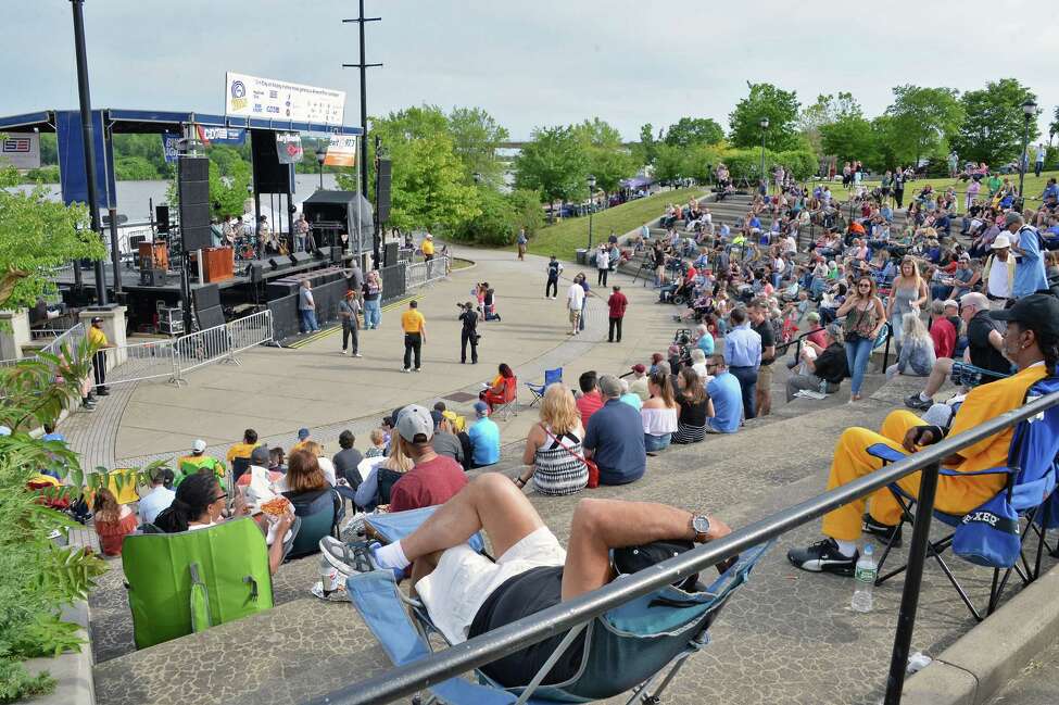 Concert brings Albany alive