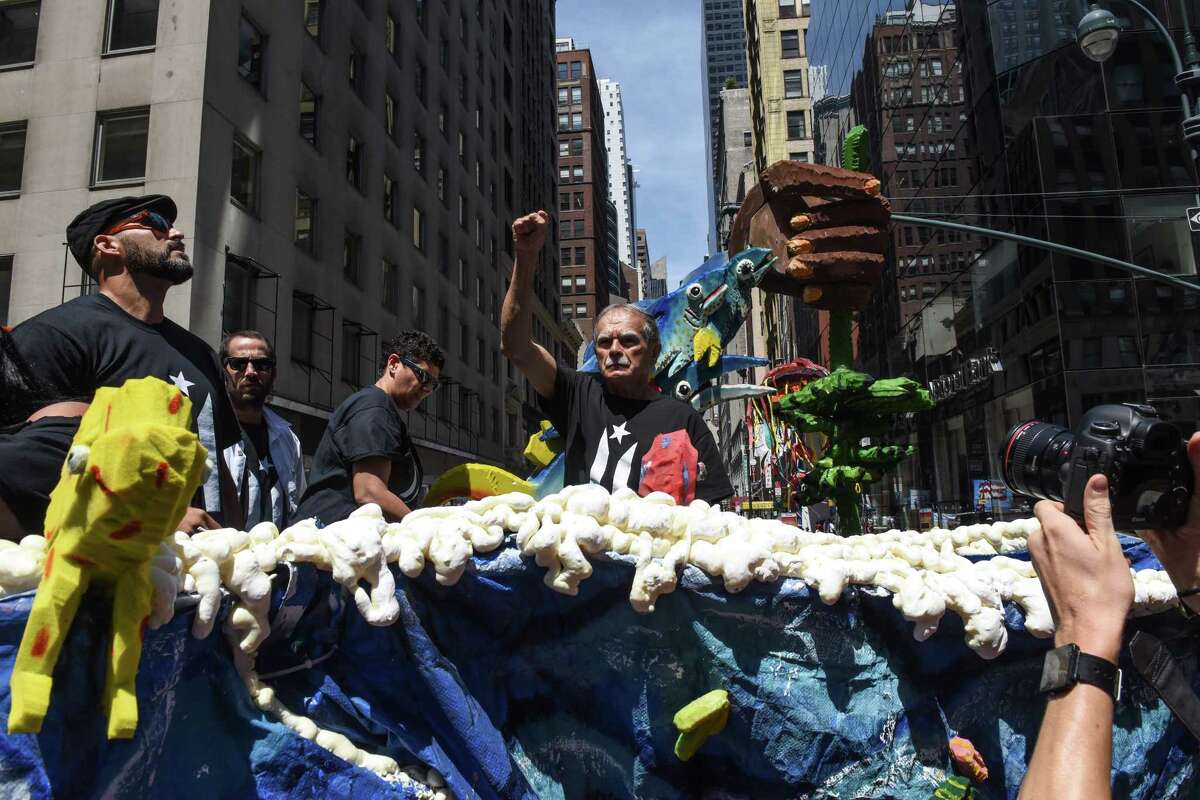 Puerto Rican nationalist booed, cheered in parade