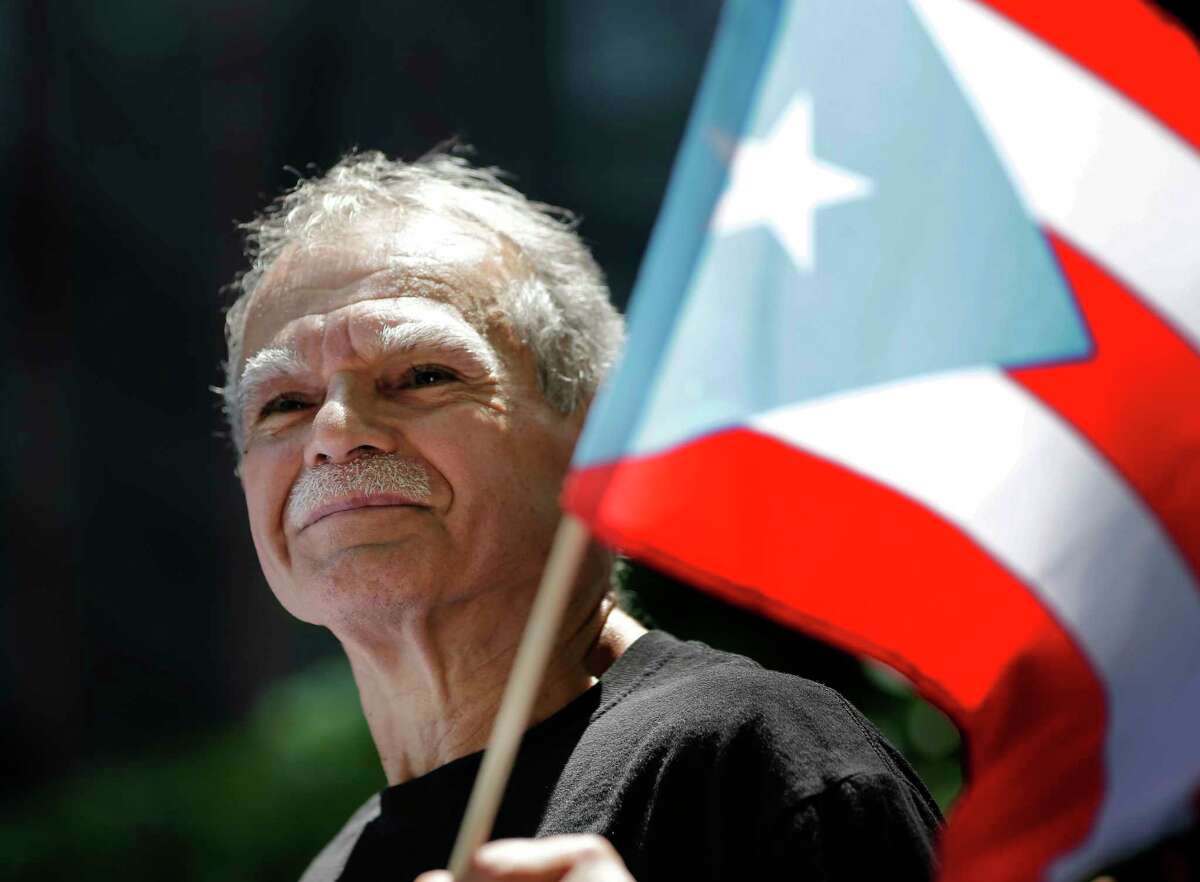 Puerto Rican nationalist booed, cheered in parade