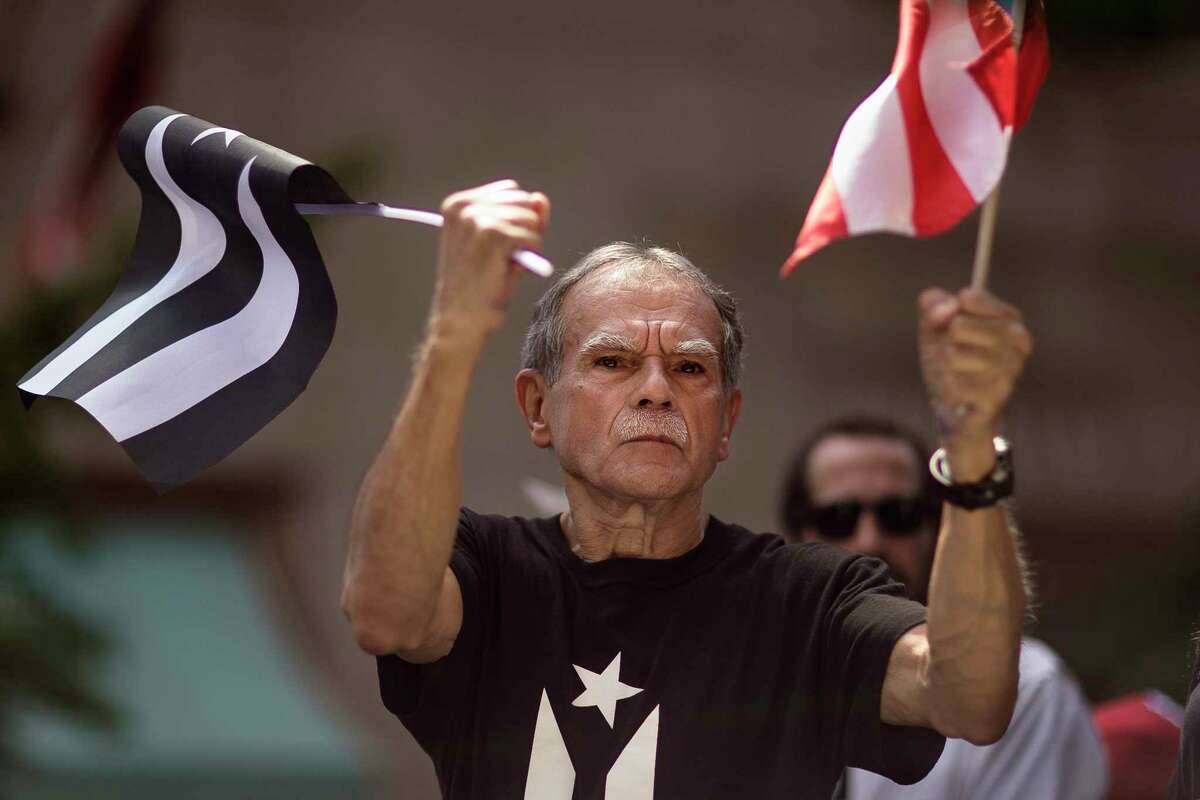 Puerto Rican nationalist booed, cheered in parade