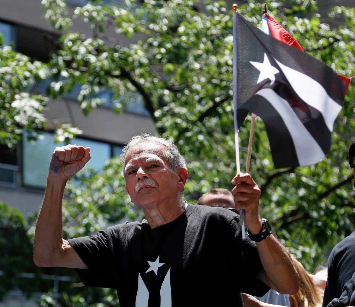 Puerto Rican nationalist booed, cheered in parade