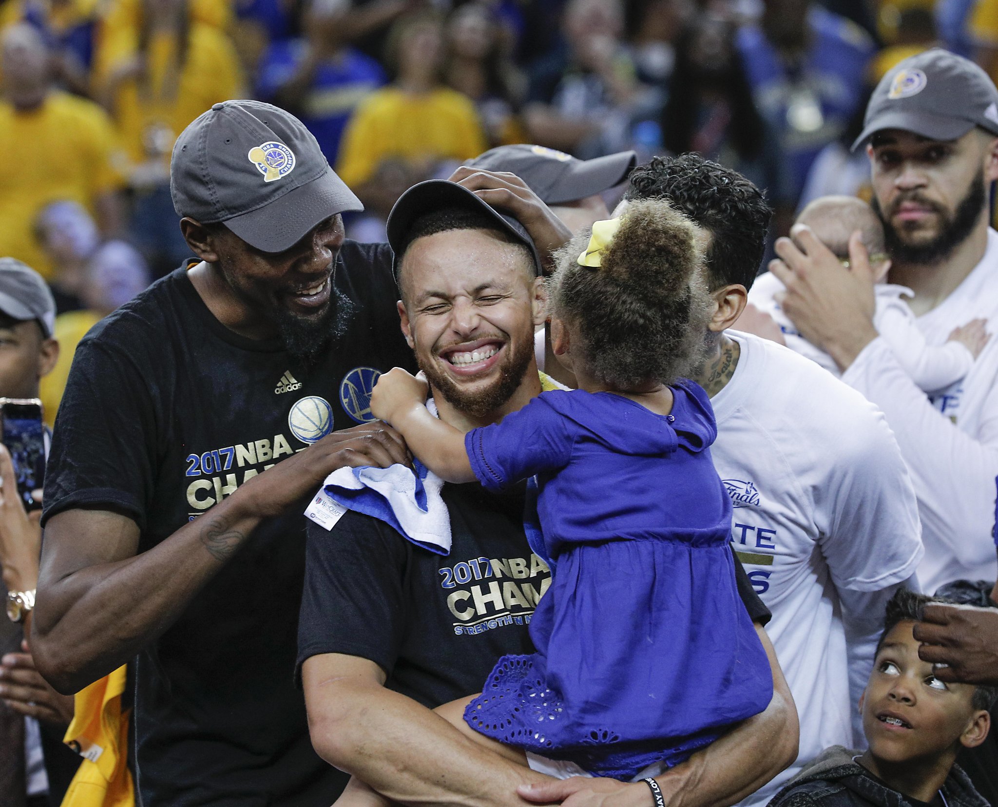 The Curry family's official NBA championship portrait is incredibly ...