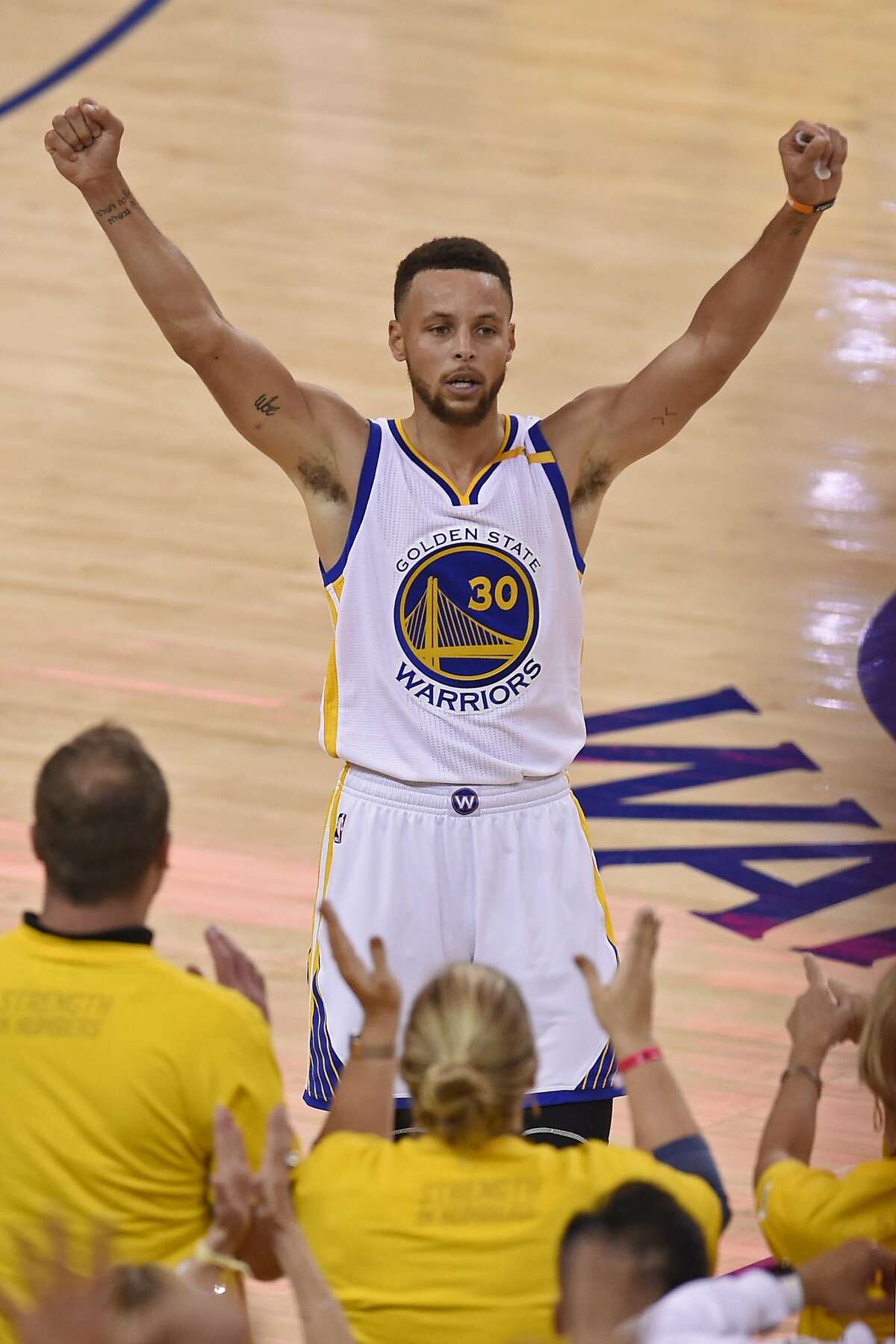 Curry gets paid: $201 million over 5 years