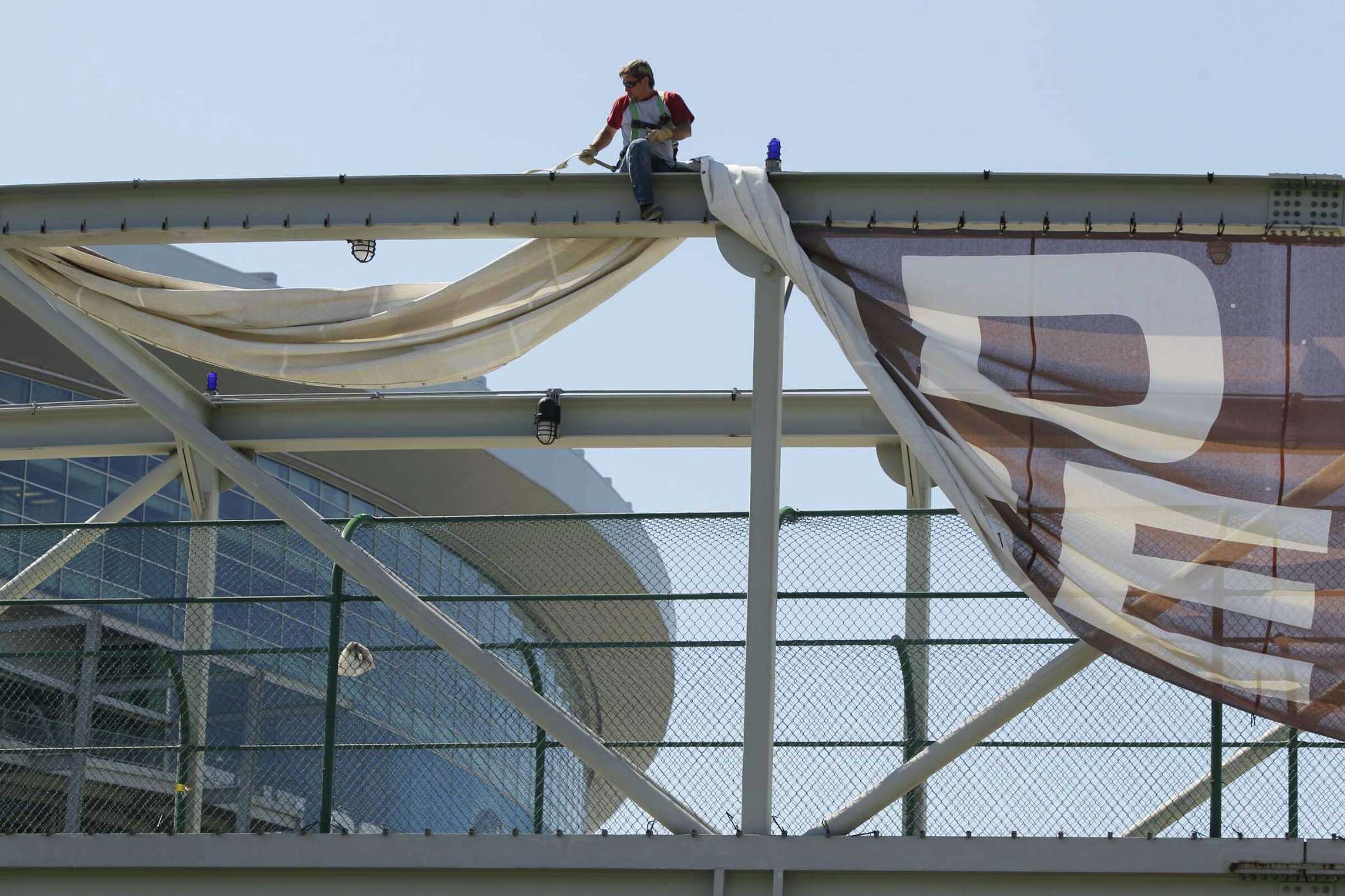 Deal of the Week: Maker of shade structures renews its lease