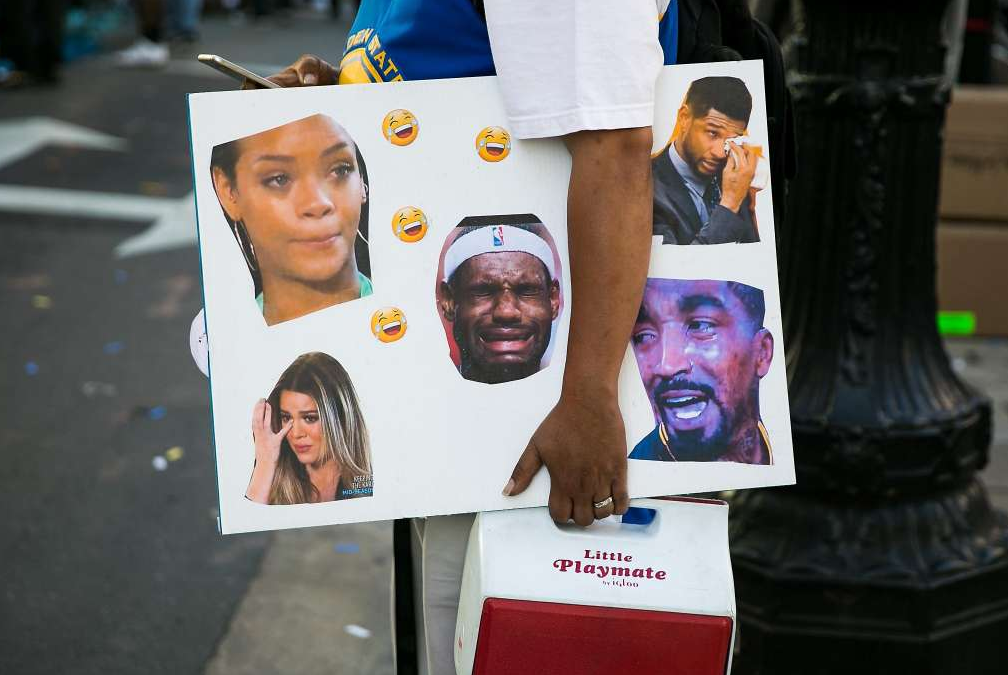 Warriors fans' signs at Thursday's parade get creative, throw shade