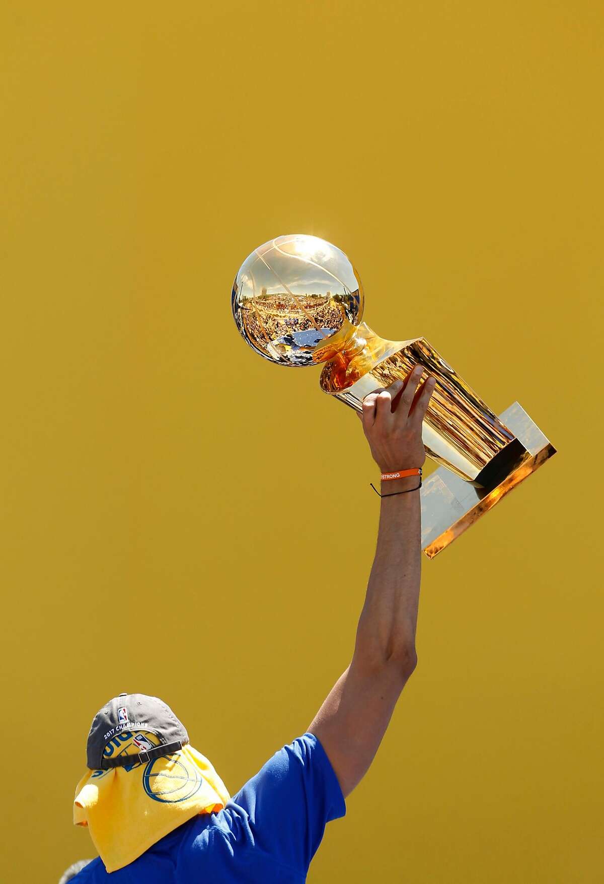 McGee rejoins Warriors for NBA minimum