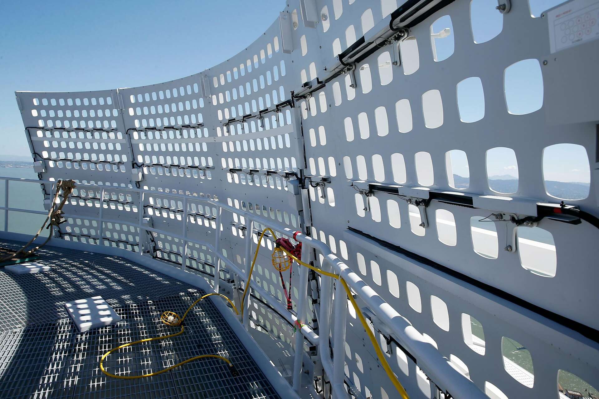 Visible 20 miles away: Salesforce Tower art lights up the SF skyline ...