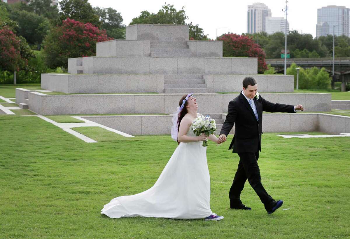 Houston bride marries at memorial to fallen HPD father