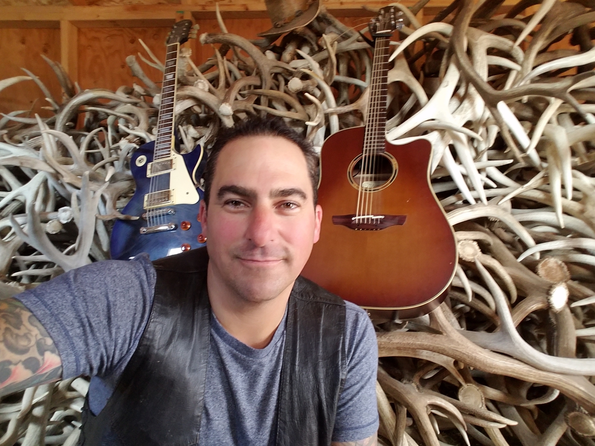 Man breaks world record by playing guitar nonstop for 114 hours