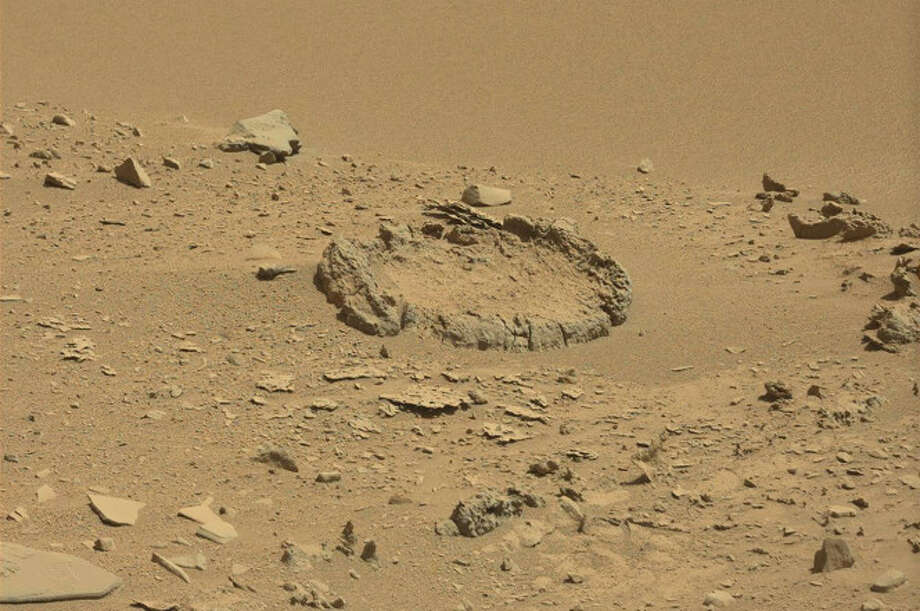 NASA's Curiosity rover captured a strange rock formation on Mars and ...
