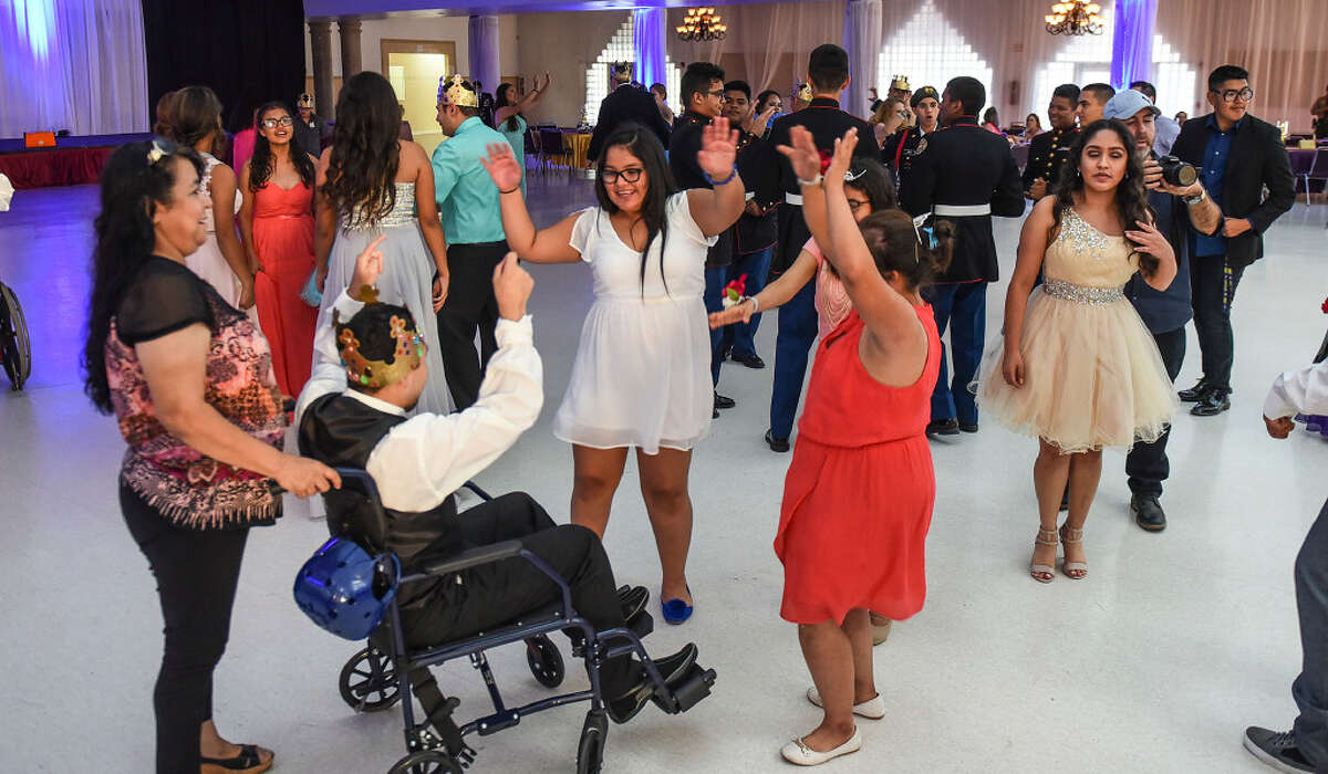 Laredo-area students with autism get a prom to remember