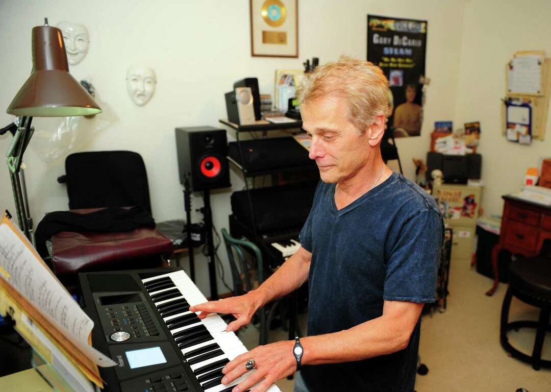 Songwriter Gary DeCarlo dies; wrote “Na Na Hey Hey Kiss Him Goodbye”