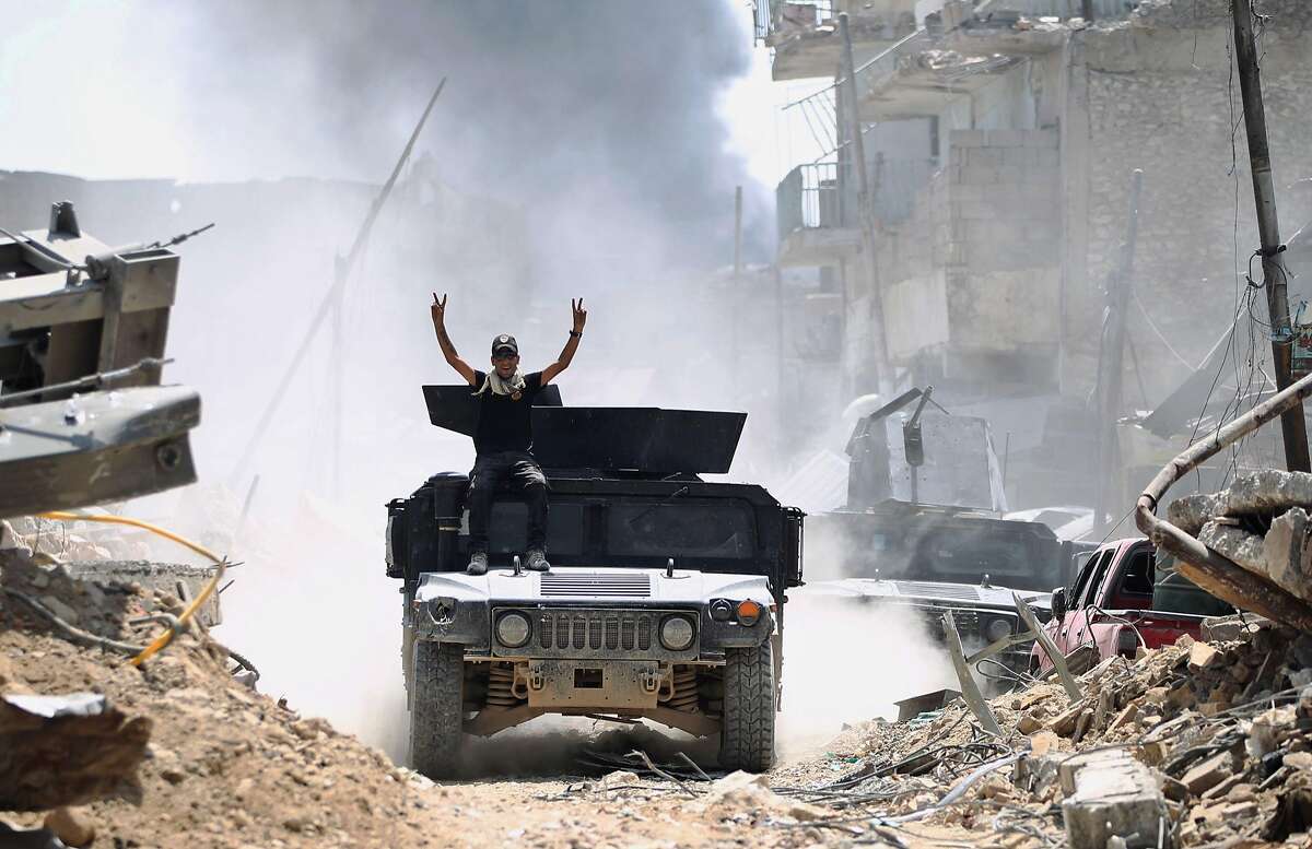 Hundreds flee Mosul as Iraqi forces squeeze extremists