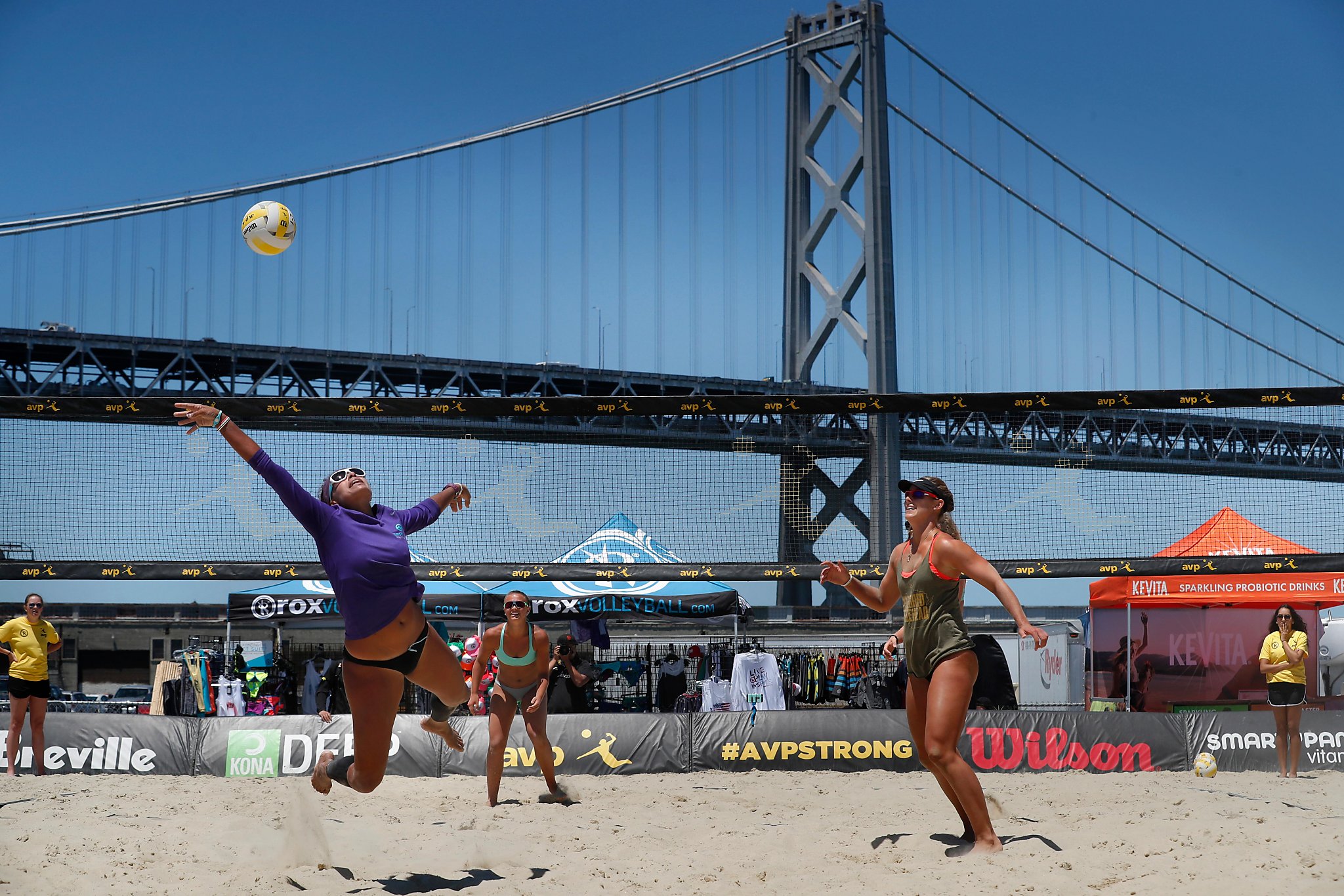 Pro volleyball tour hits the sand in S.F.