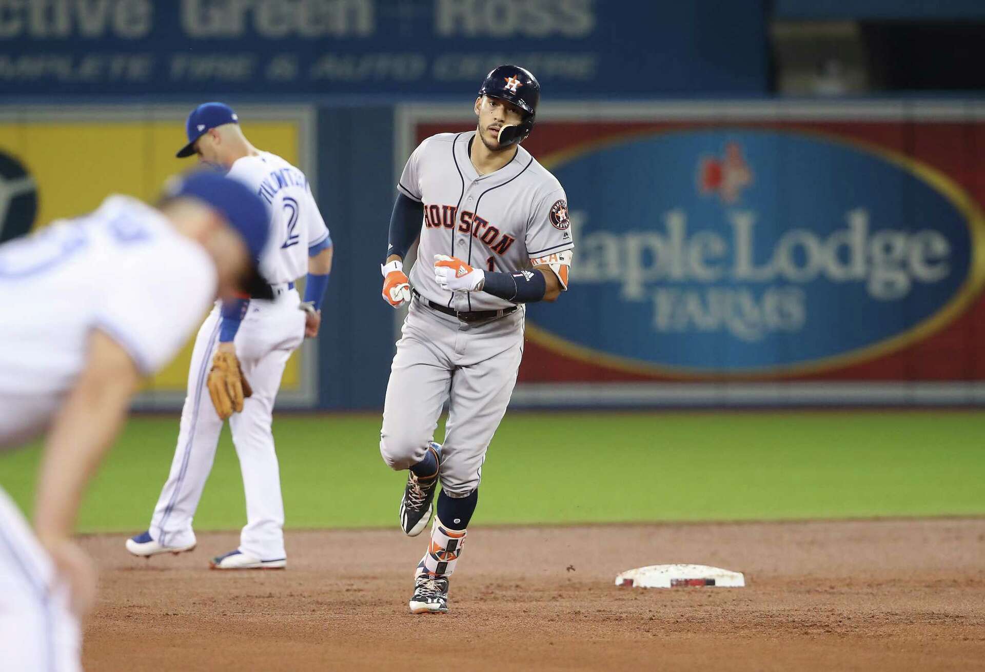 Astros' Jose Altuve gets boost from All-Star teammates for photo with ...