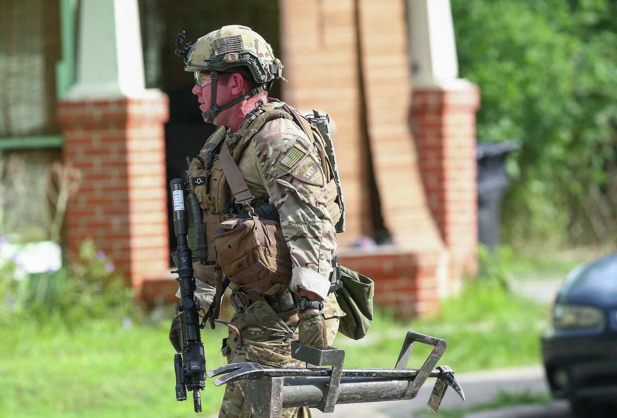 Houston Police Officers Narrowly Avoid Gunfire Arrest Two houston-police-officers-narrowly-avoid-gunfire-arrest-two