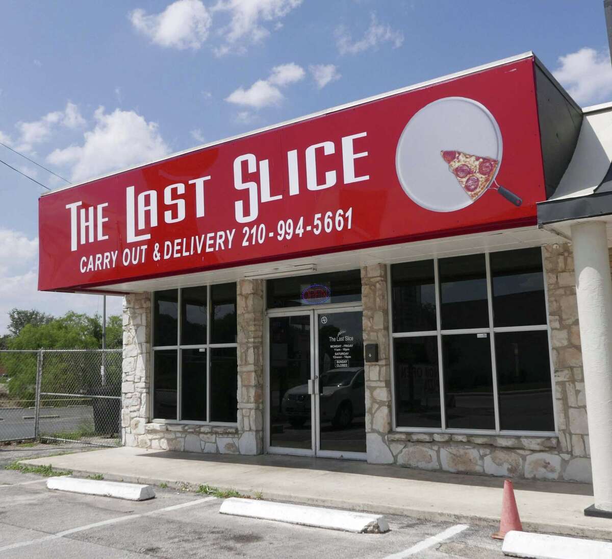The Last Slice caters to MacArthur students with hot wings and pizza