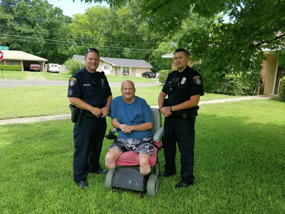 Longview police officers mow disabled veteran's lawn on July 4th ...