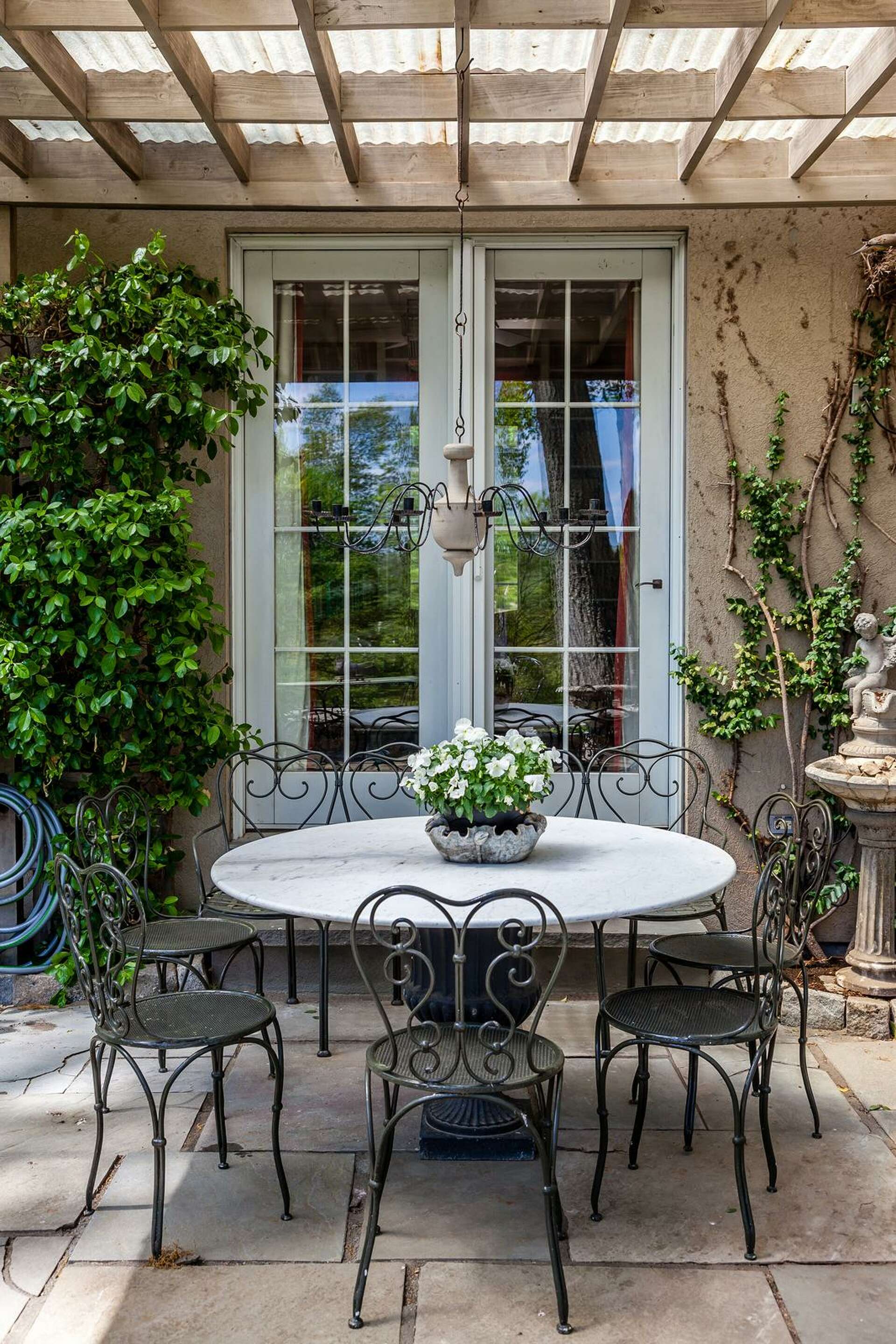 Washington home shows unusual Dutch Cape style