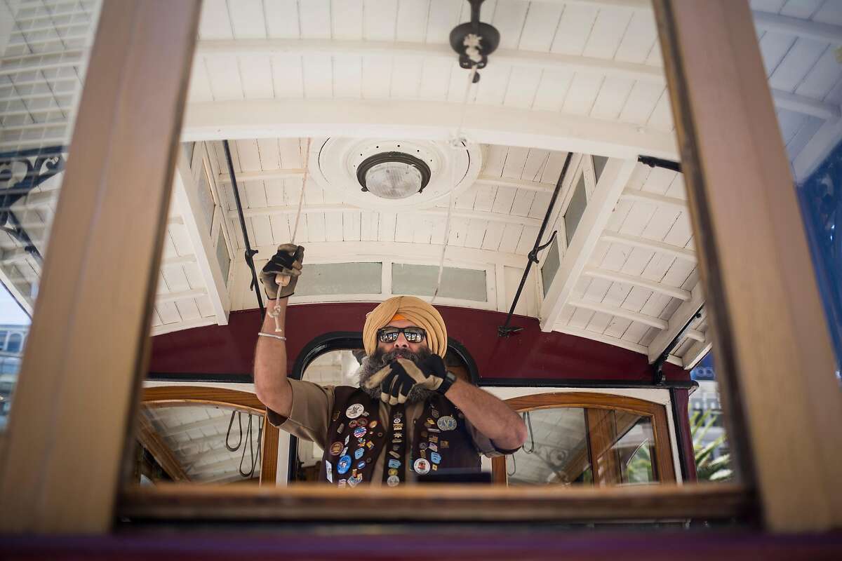 Six-time cable car bell-ringing champ regains his title