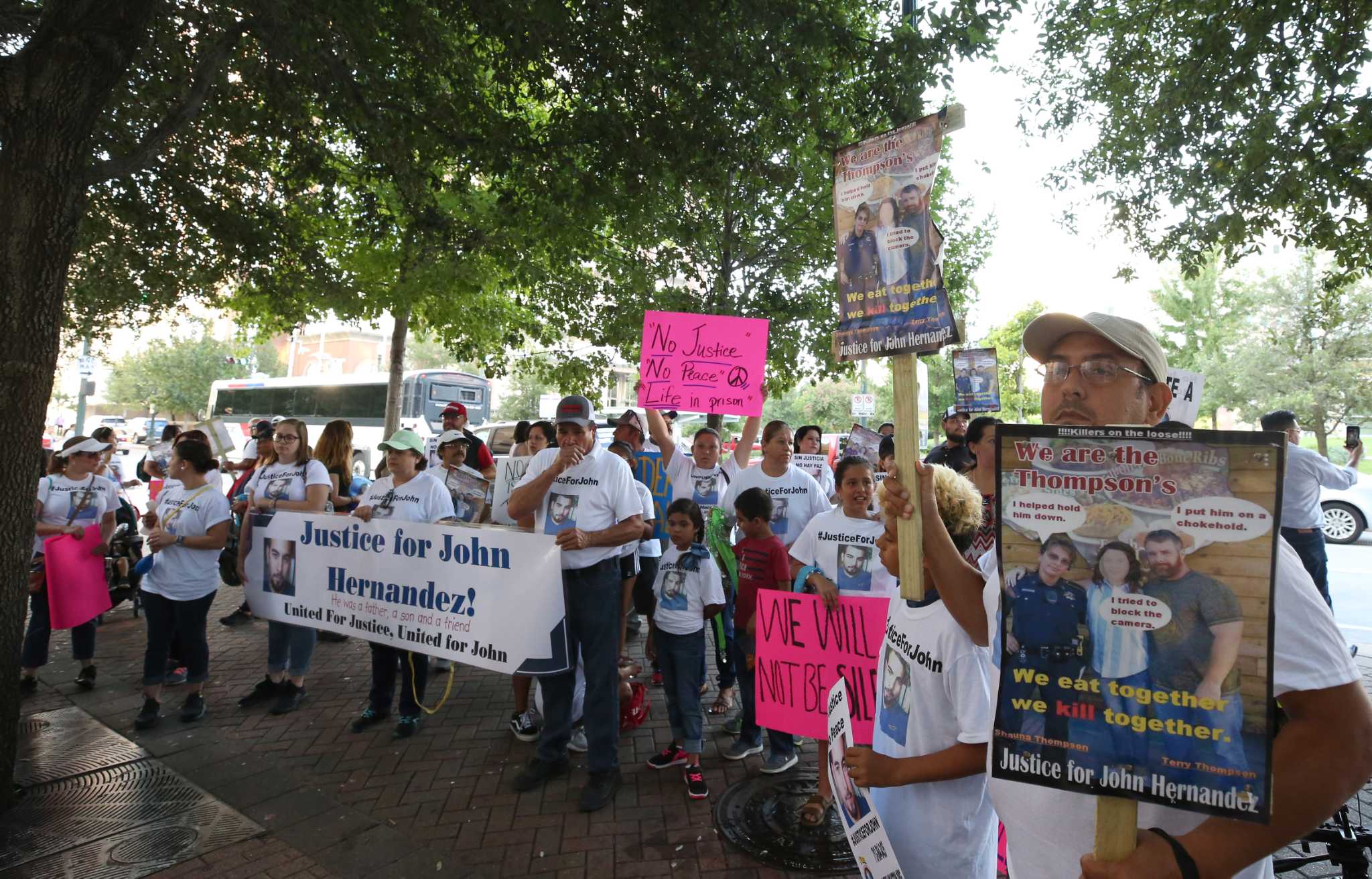 Courthouse protesters greet deputy, husband accused in choking death at ...