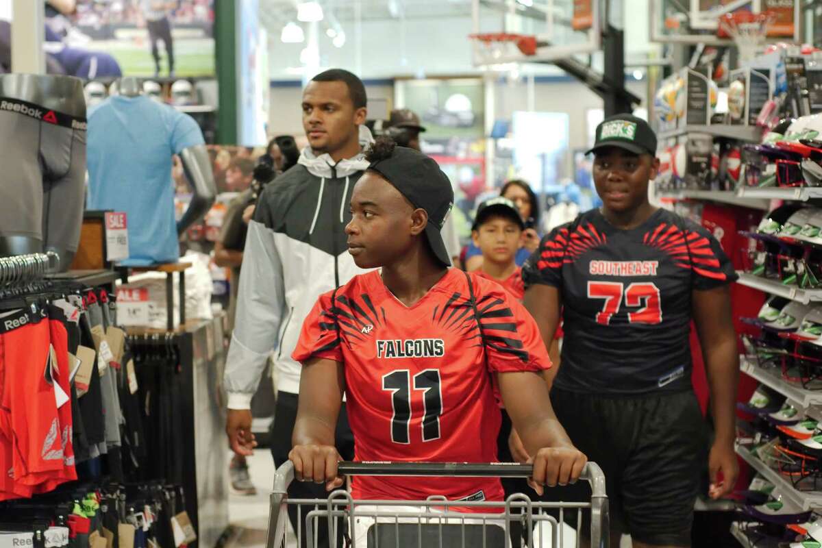Texans' Deshaun Watson hosts shopping event for young football players