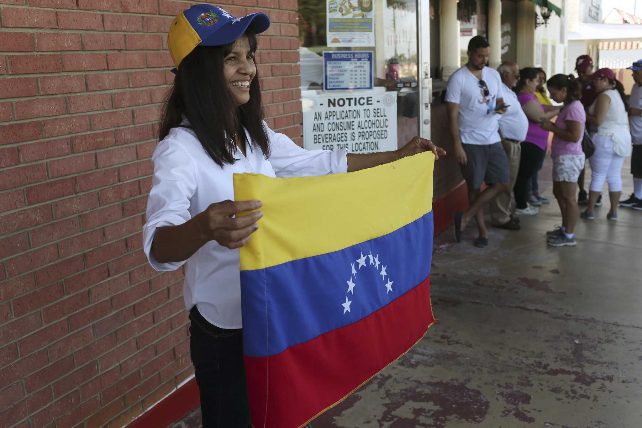 More than 1,000 local Venezuelans participate in global referendum