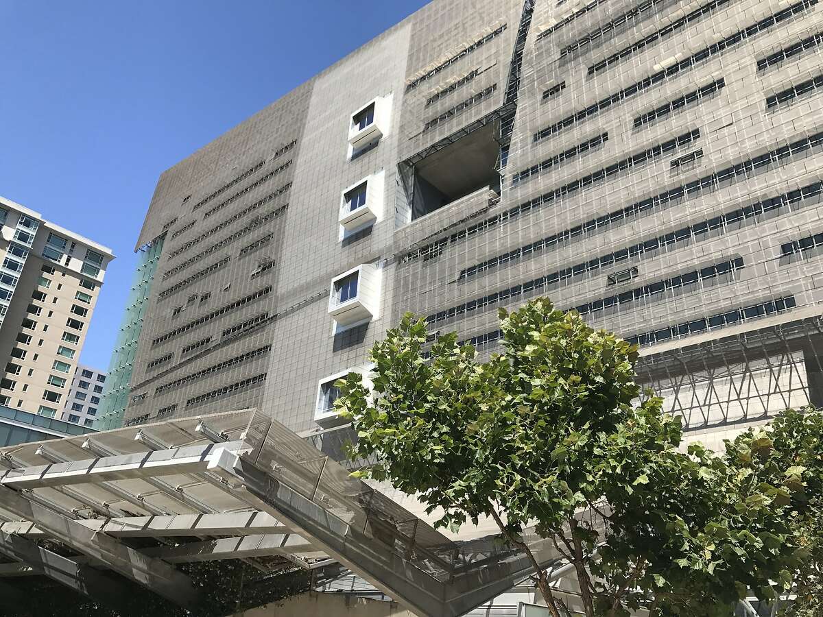 10 years later, flashy Federal Building falls short of hype