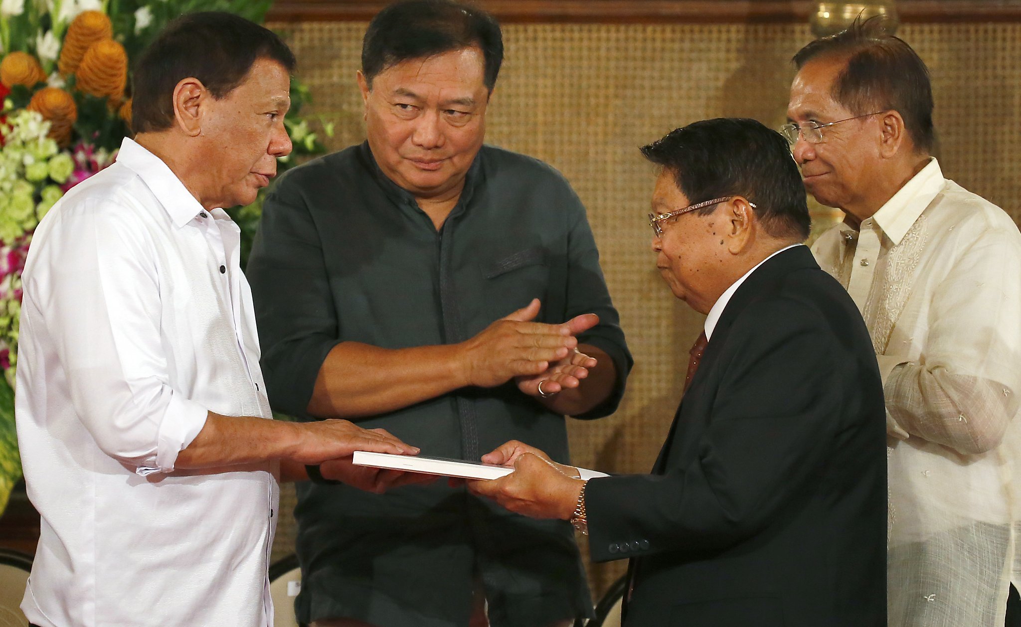 Philippine president, rebels promote peace pact